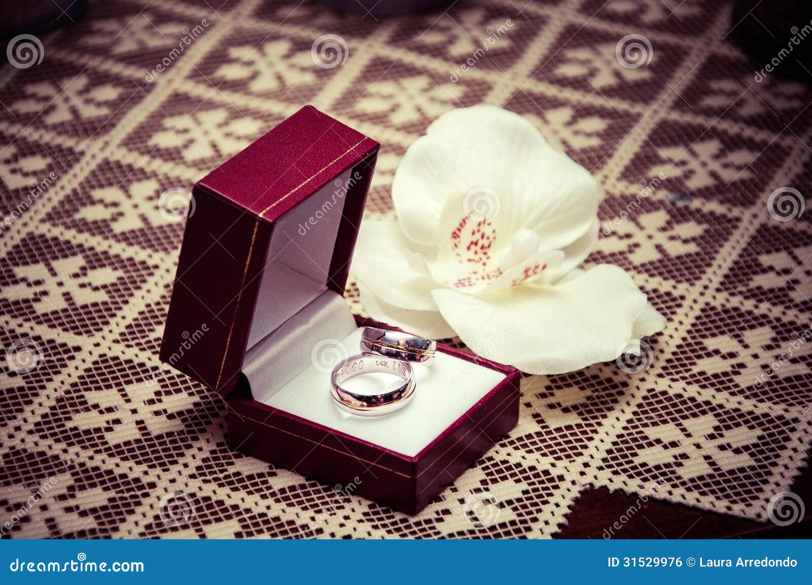 Anneaux de mariage photo stock. Image of salutation, mariez - 31529976