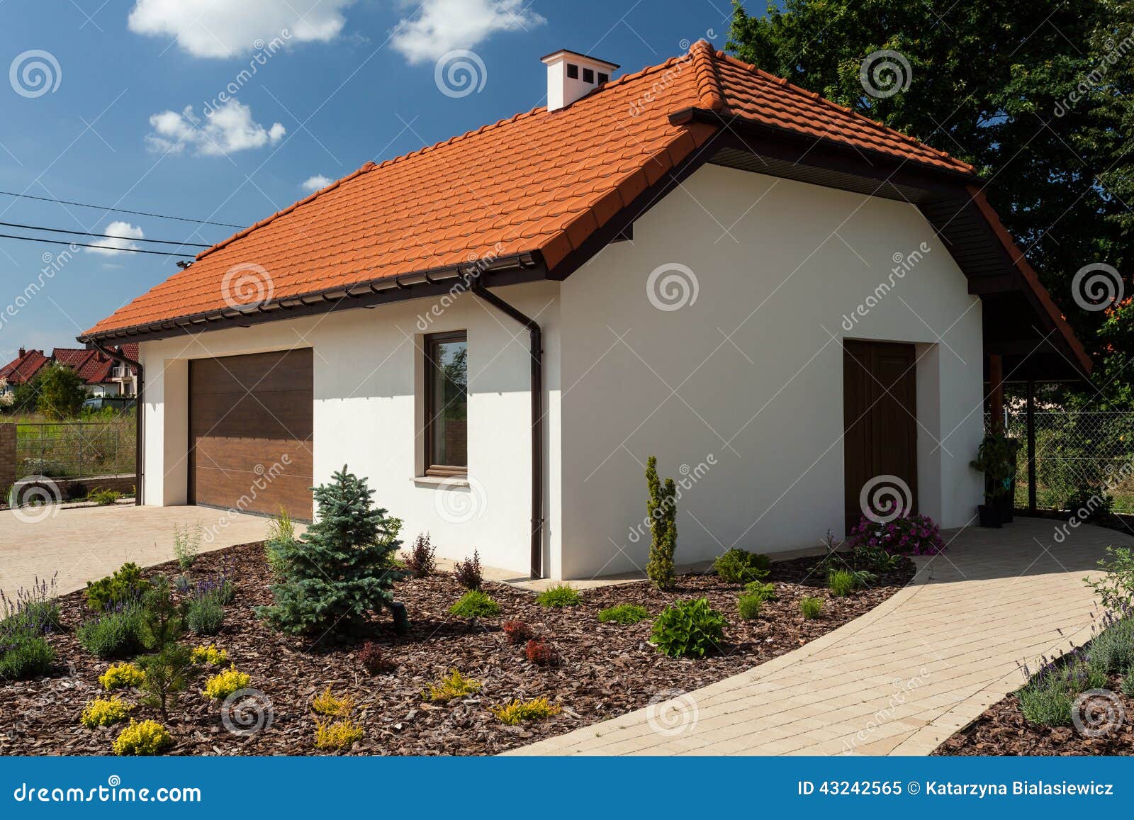 Annexe avec le garage image stock. Image du nature, contemporain - 43242565