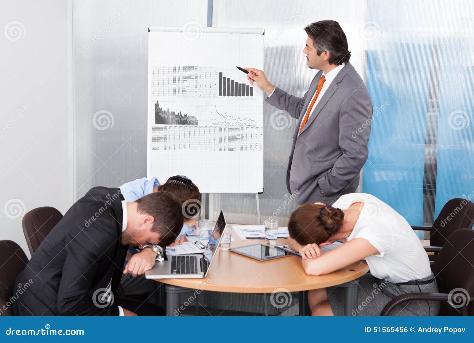 Annoiarsi dei colleghe fotografia stock. Immagine di impiegato - 51565456