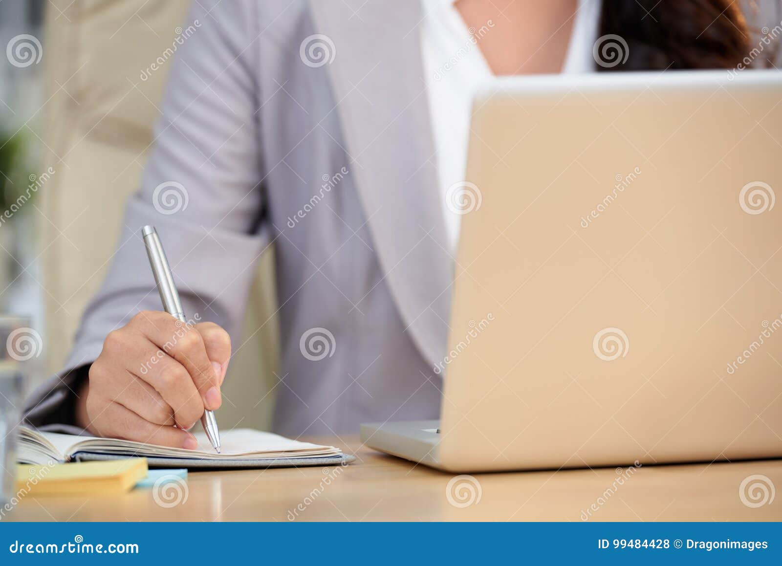 Anotar datos importantes foto de archivo. Imagen de sentada - 99484428