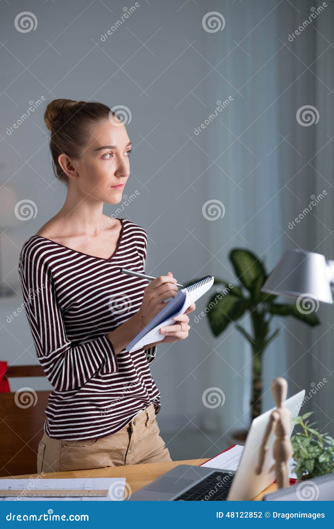 Anotar ideas foto de archivo. Imagen de casero, bosquejo - 48122852