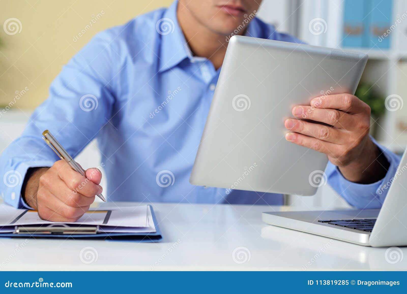 Anotar ideas importantes imagen de archivo. Imagen de primer - 113819285