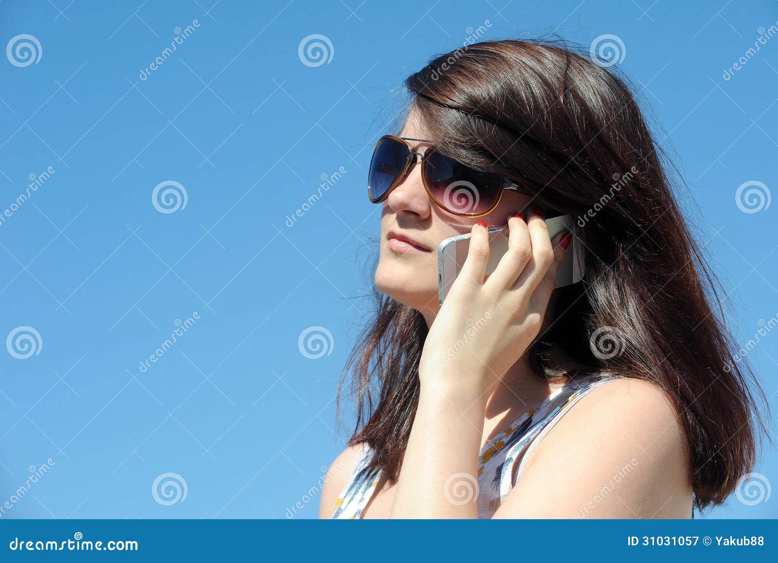 Anrufen der jungen Frau stockbild. Bild von intelligent - 31031057