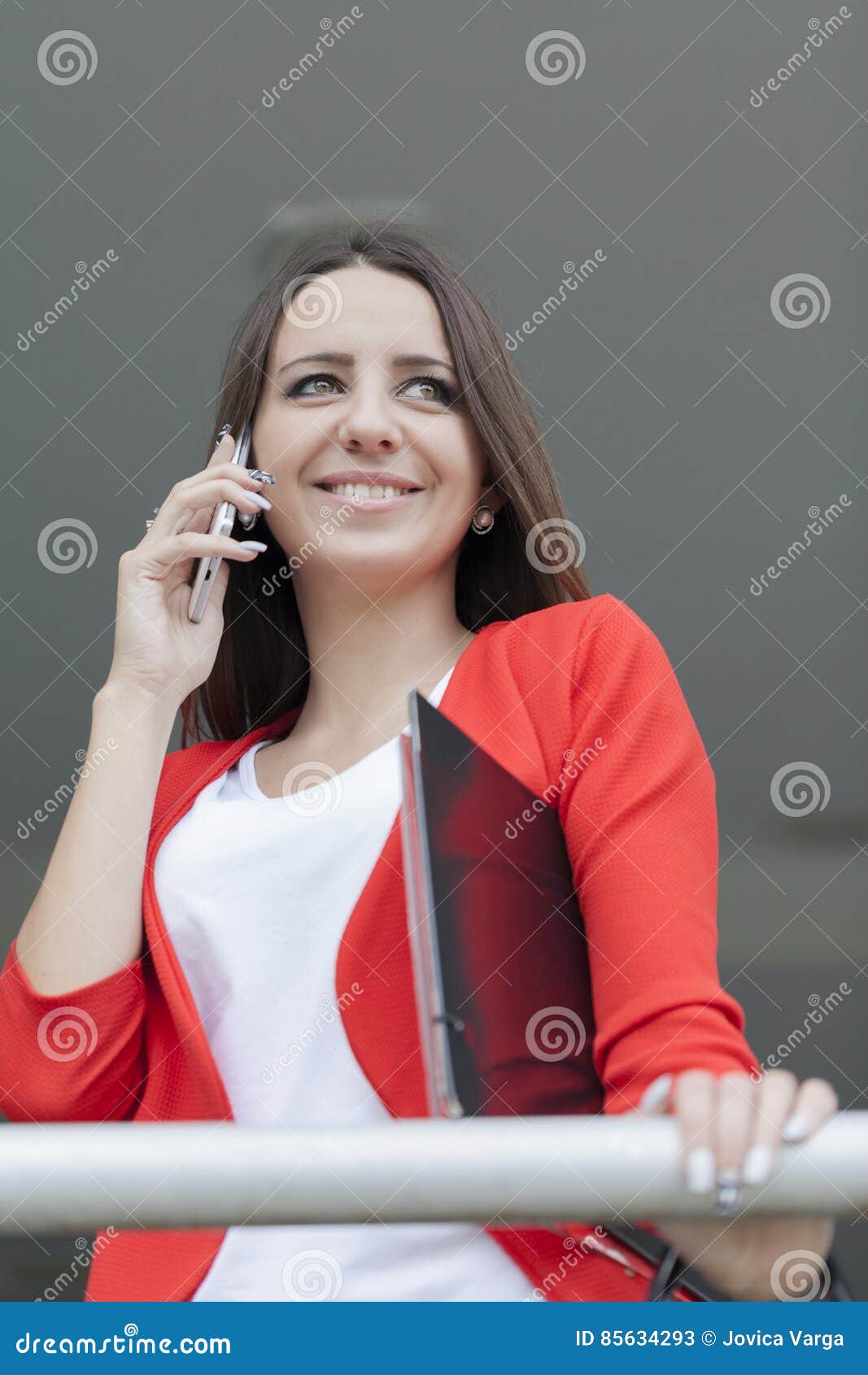 Anrufen der jungen Frau stockbild. Bild von frau, porträt - 85634293