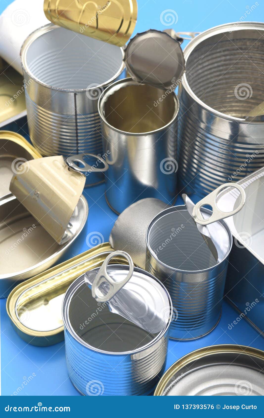 Ansicht Der Blechdose Lokalisiert Auf Blau Stockfoto - Bild von ...