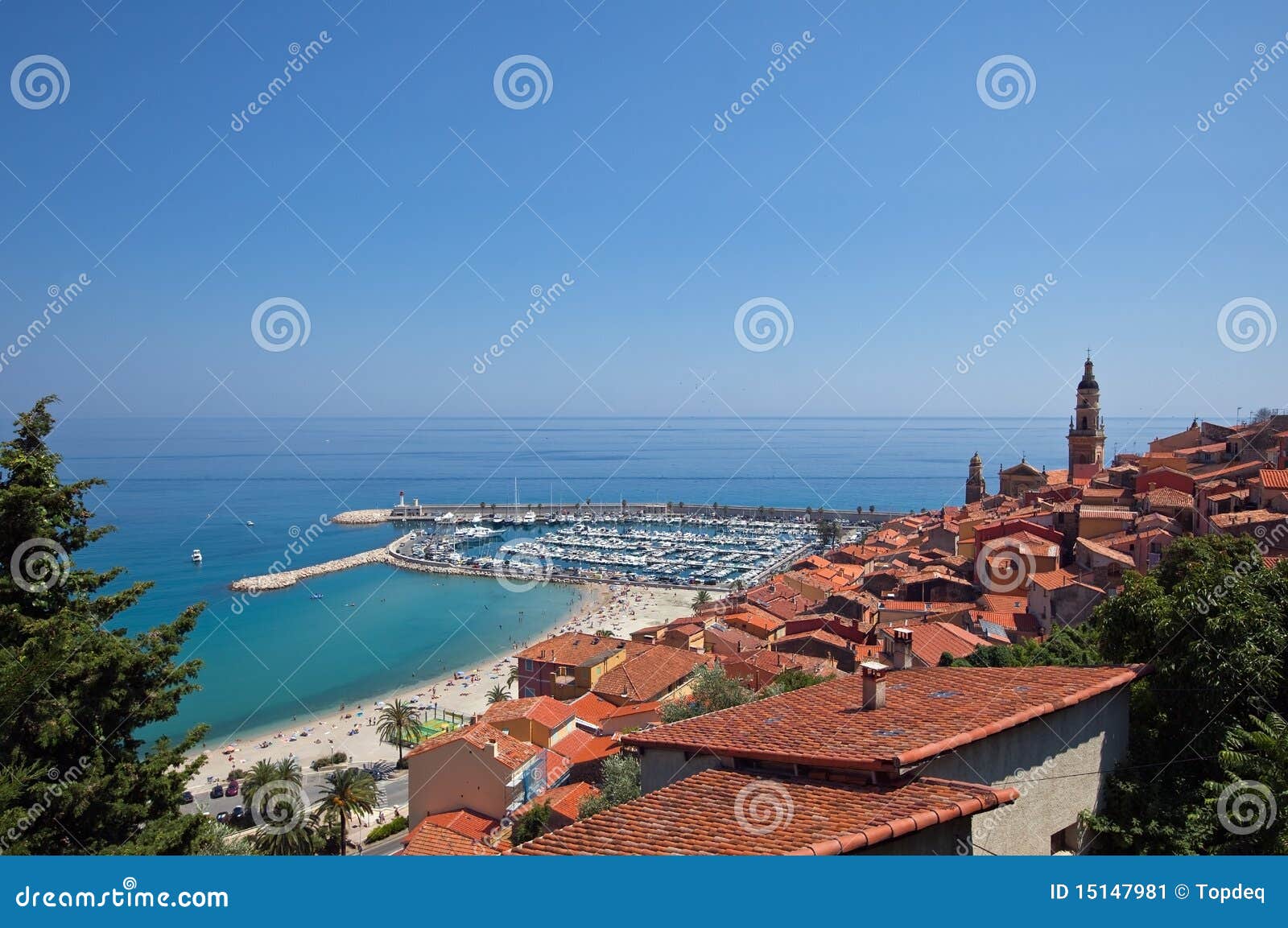 Ansicht der Menton Stadt stockbild. Bild von haus, strand - 15147981