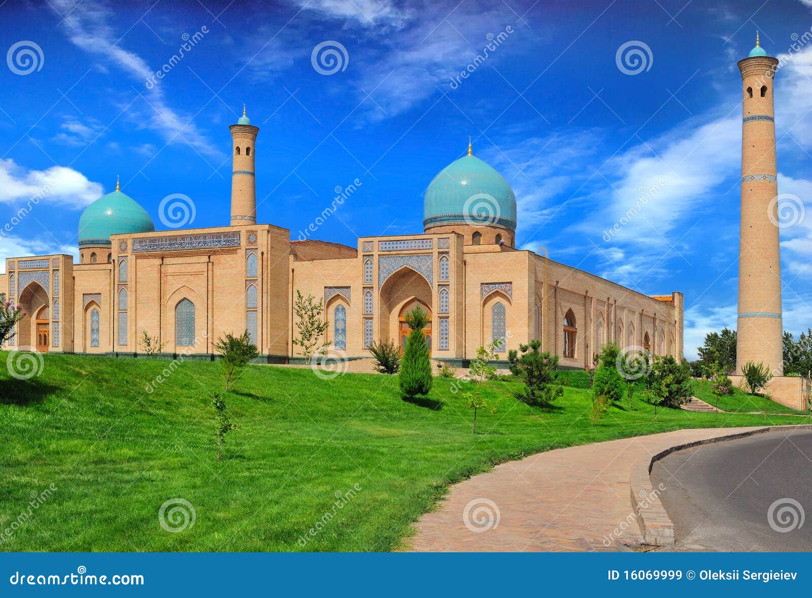 Ansicht einer Moschee stockbild. Bild von wolke, blau - 16069999