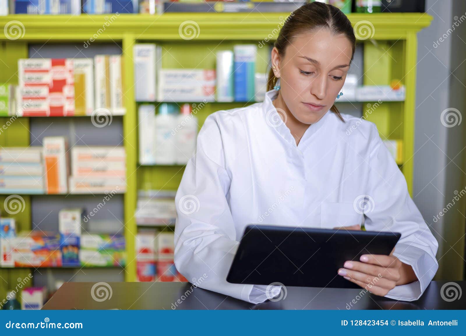 Ansicht Eines Attraktiven Apothekers Bei Der Arbeit Stockfoto - Bild ...
