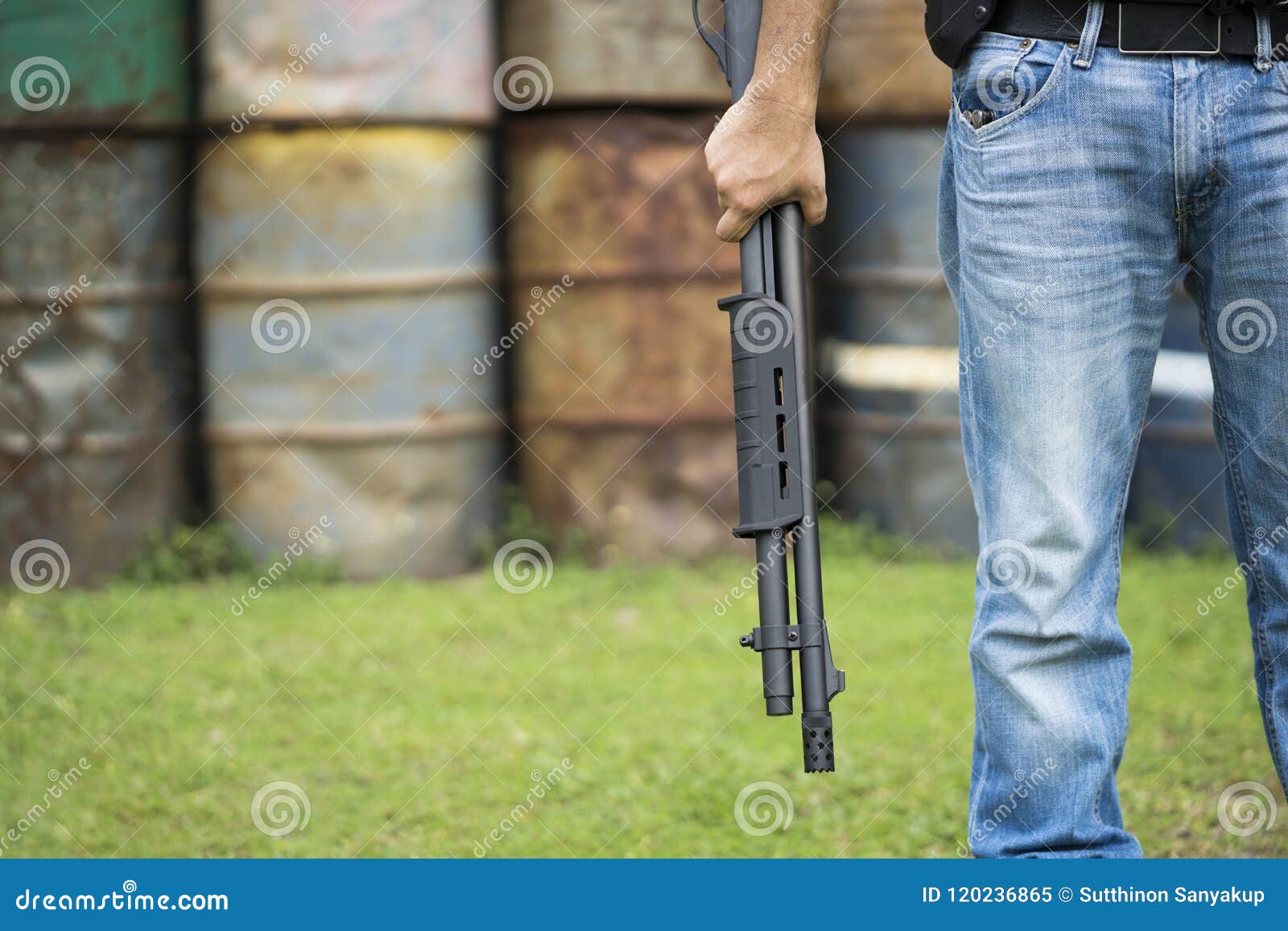 Ansicht Eines Mannes Mit Einer Schrotflinte Stockbild - Bild von ...