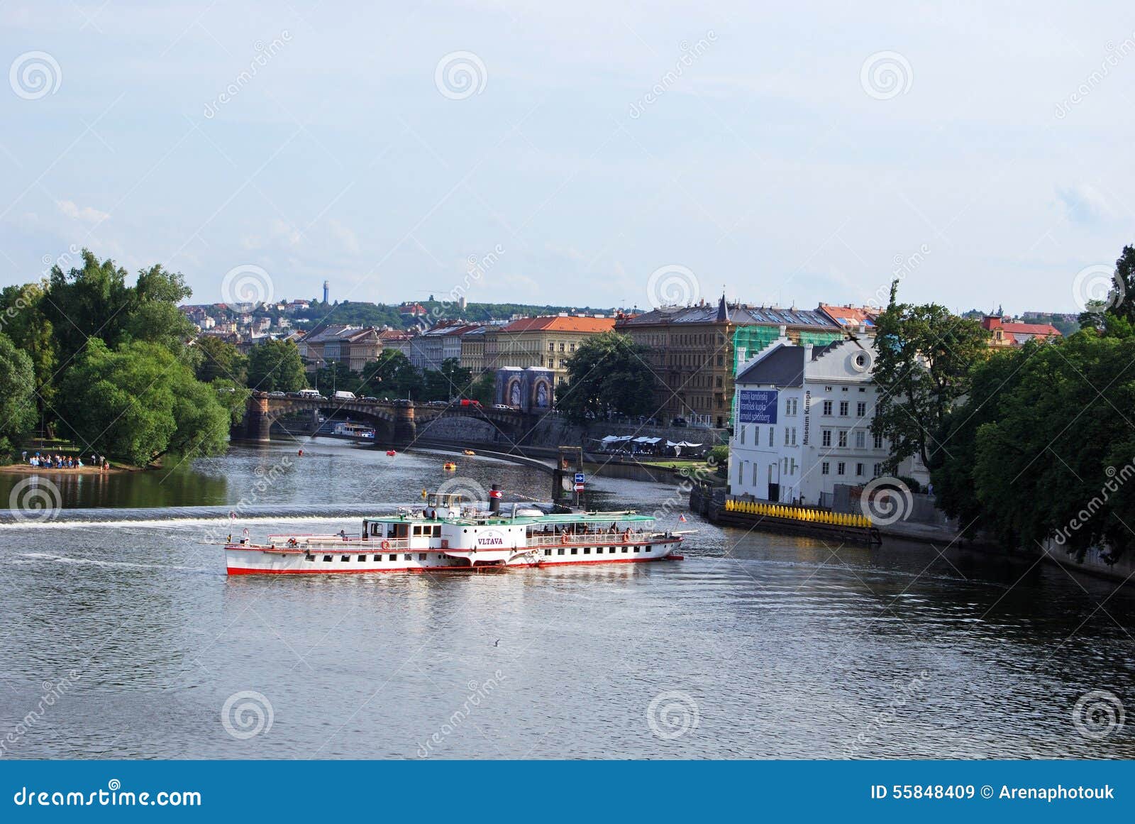 Ansicht Entlang Die Moldau-Fluss, Prag Redaktionelles Stockbild - Bild ...