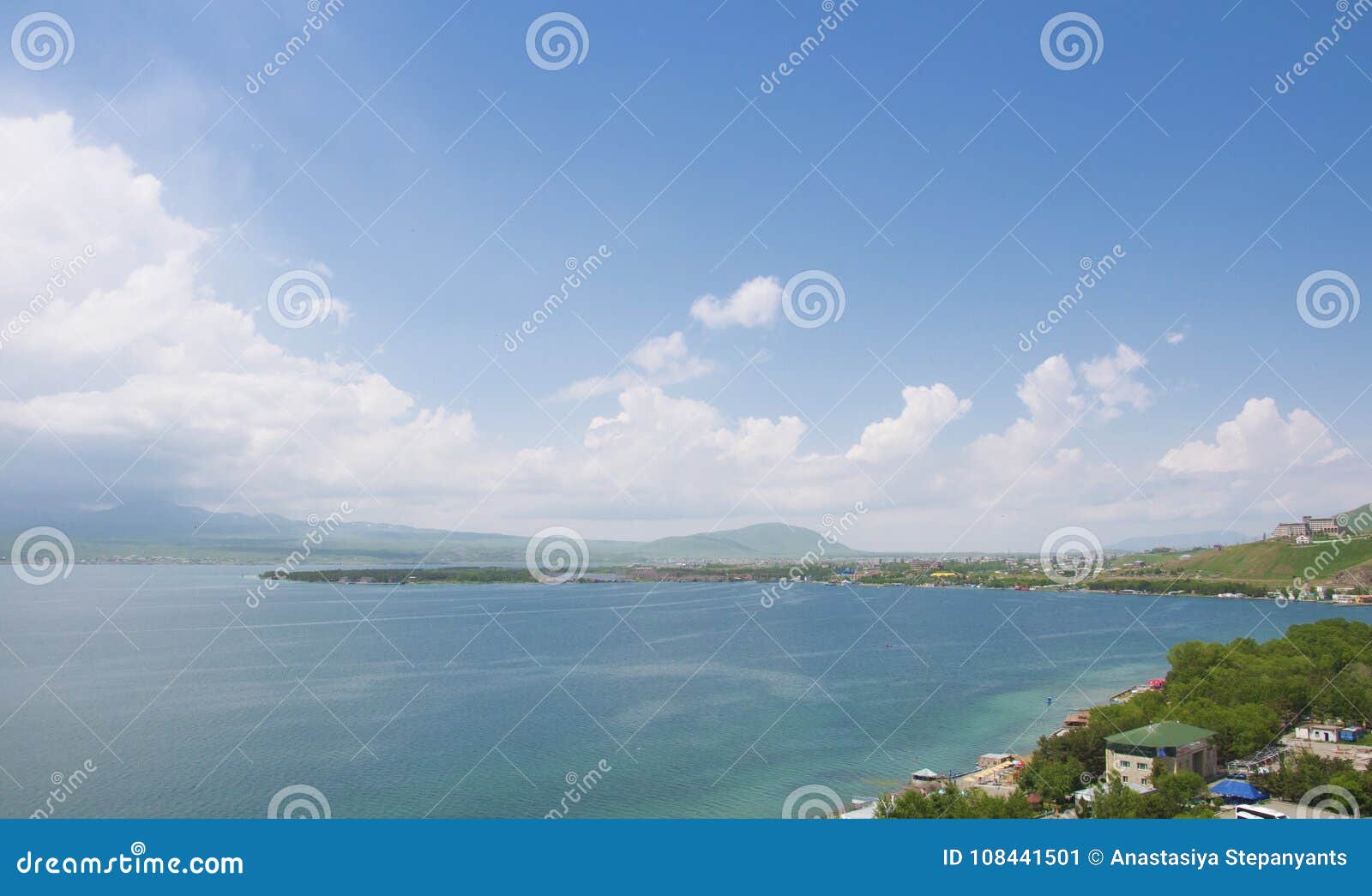 Ansicht Vom Kloster Von Sevanavank Zur Stadt Von Sevan See Sevan, Berge ...