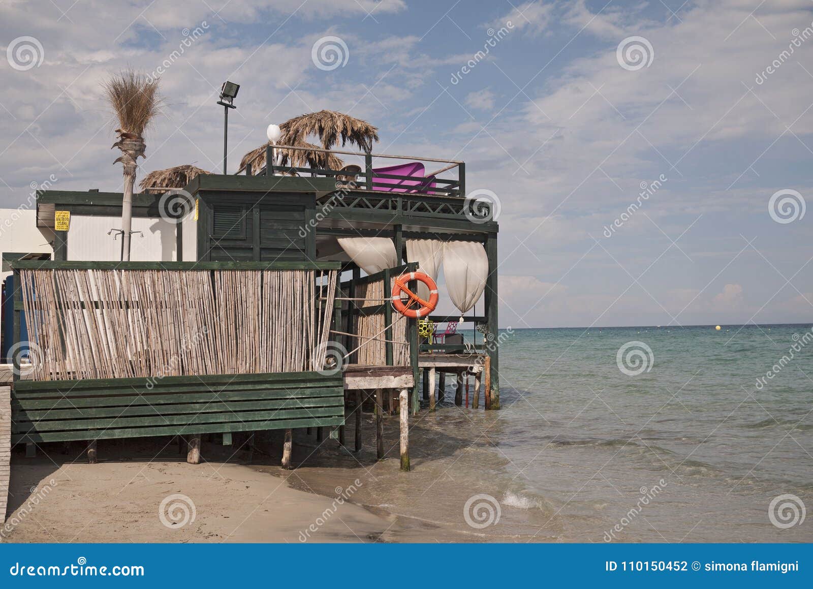 Ansicht von Alimini-Strand redaktionelles stockfotografie. Bild von ...