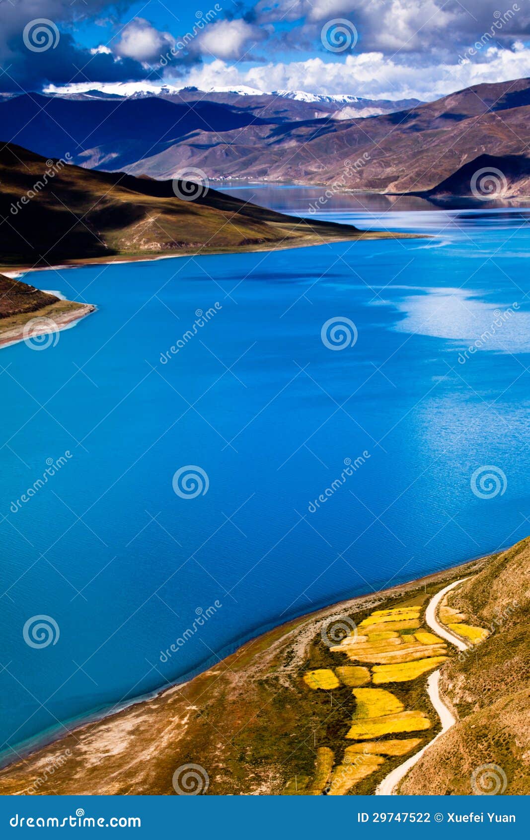 Ansicht von Yamzho Yumco stockfoto. Bild von tibet, schönheit - 29747522