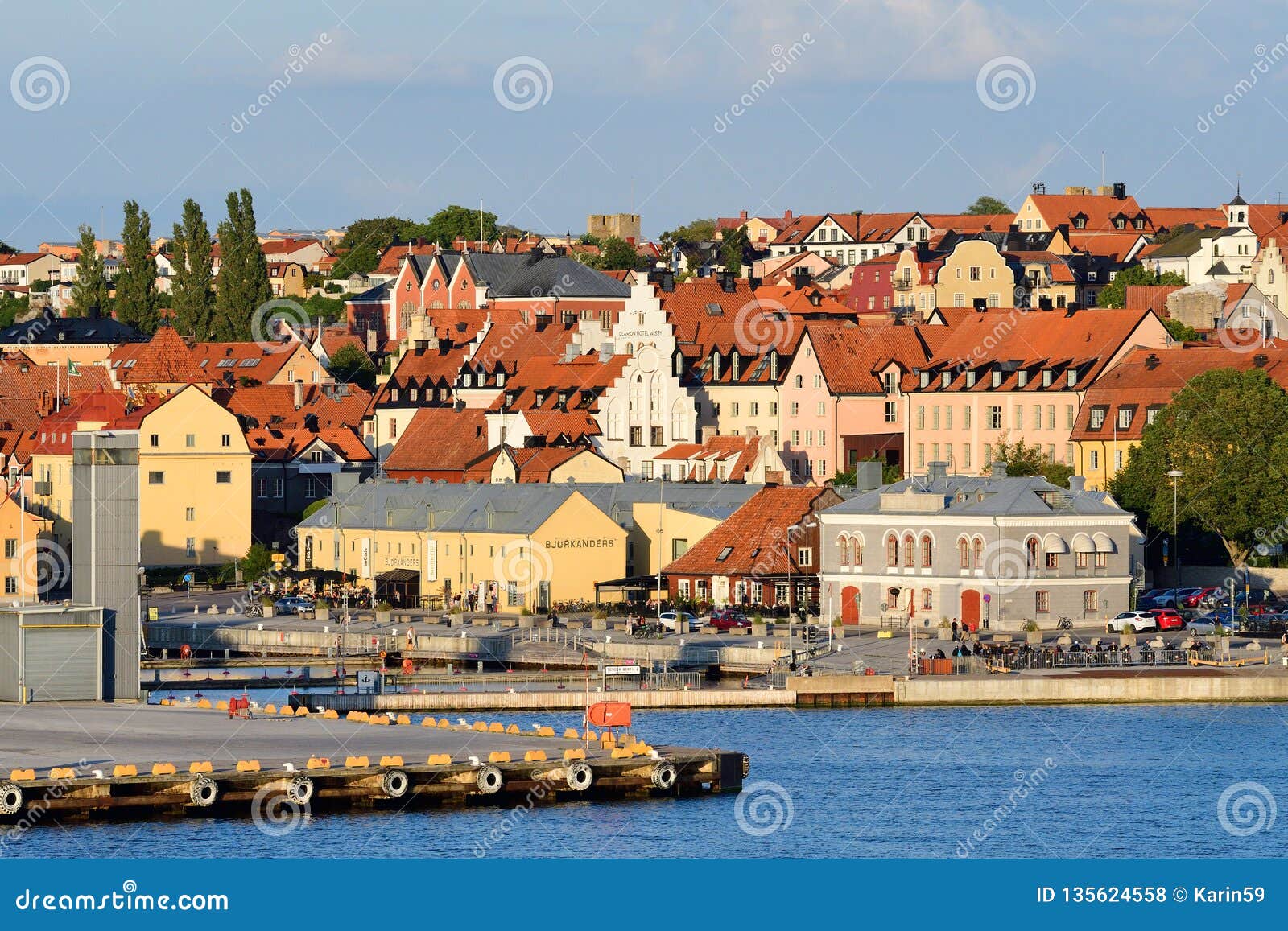 Ansicht zu visby redaktionelles stockfoto. Bild von gebäude - 135624558