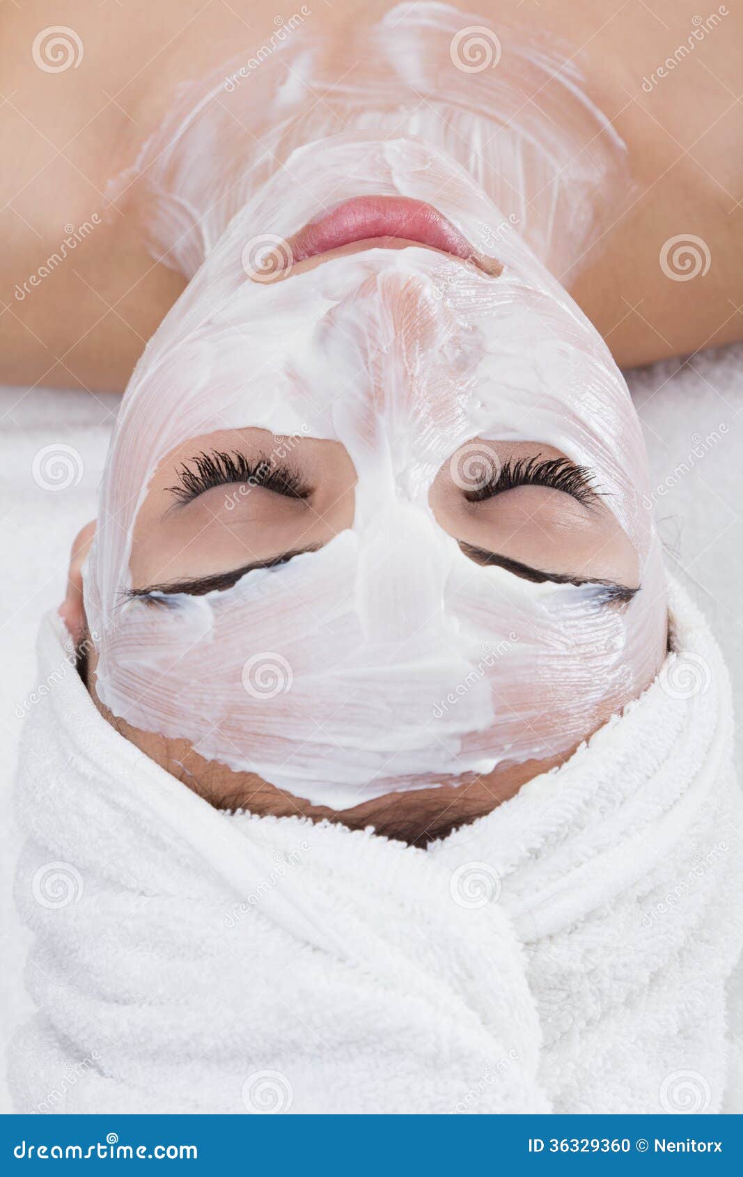 Ansikts- Maskering Av Den Caucasian Kvinnlign Arkivfoto - Bild av relax ...