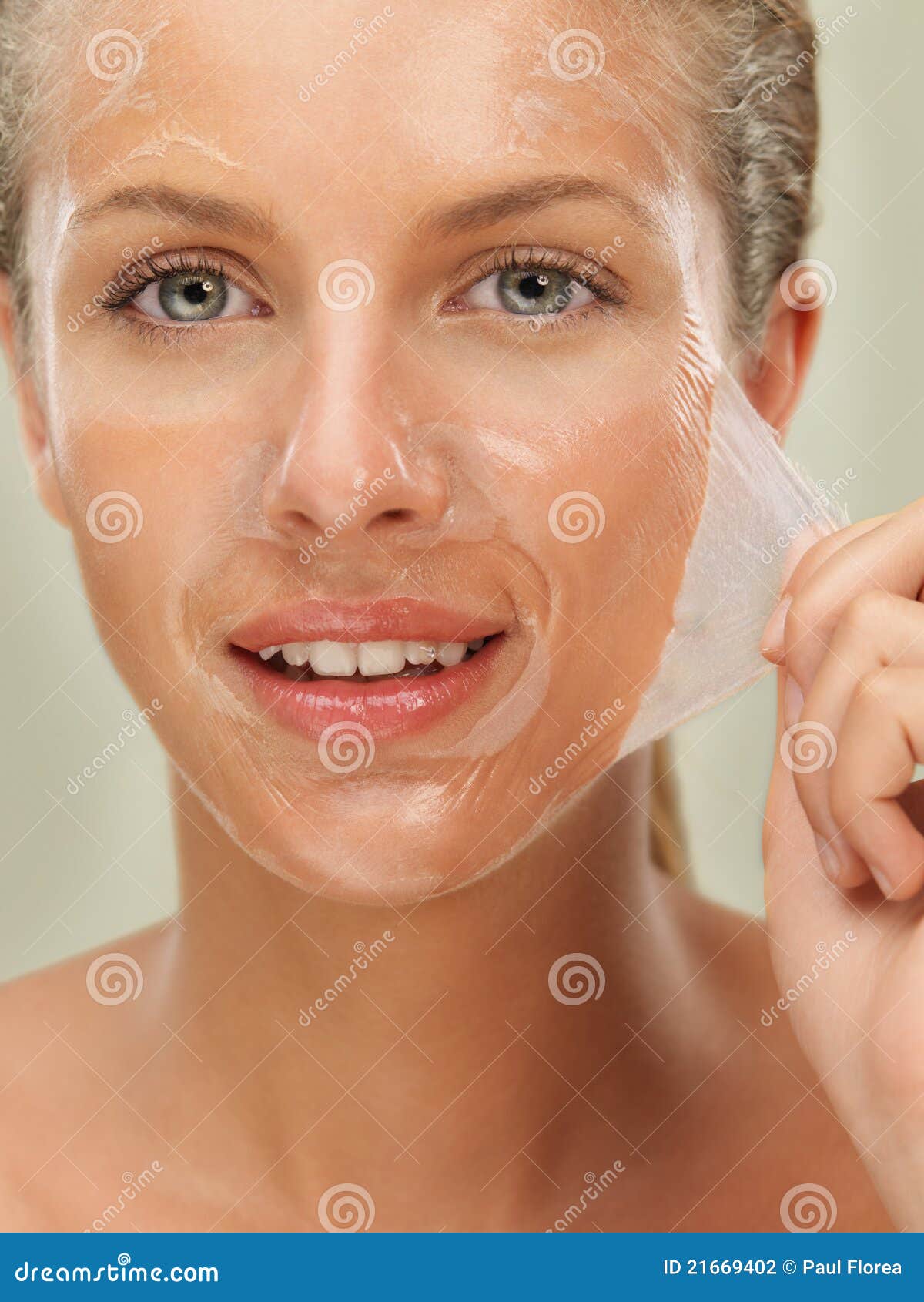 Ansikts- Maskering Av Skalningskvinnabarn Arkivfoto - Bild av lysande ...