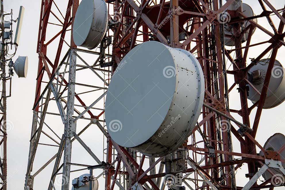 Antena De Micro-ondas Na Torre De Sinal Imagem de Stock - Imagem de ...