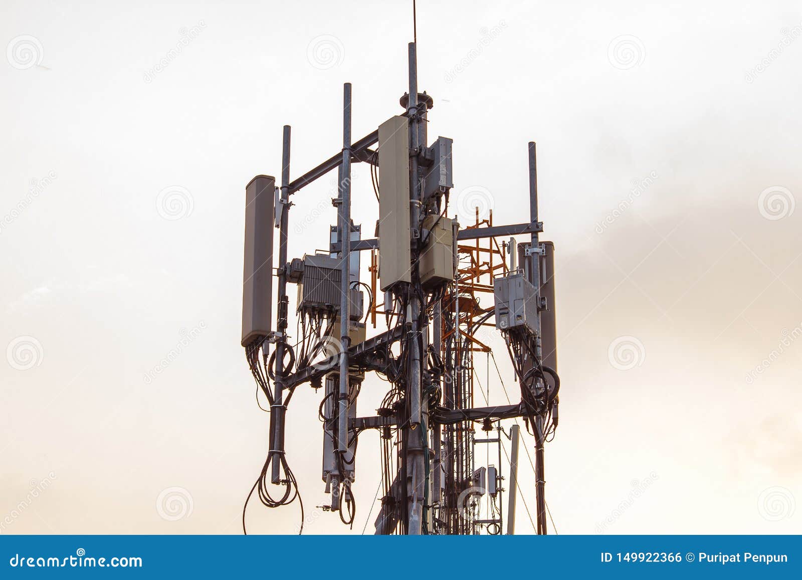 Antena Del Panel Instalada En Los Postes De Acero Foto de archivo ...