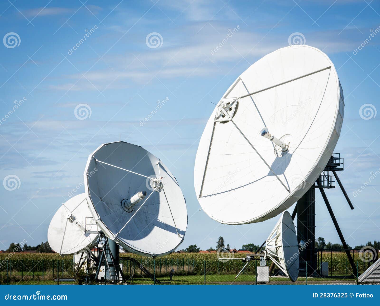 Antenas parabólicas imagem de stock. Imagem de satélite - 28376325