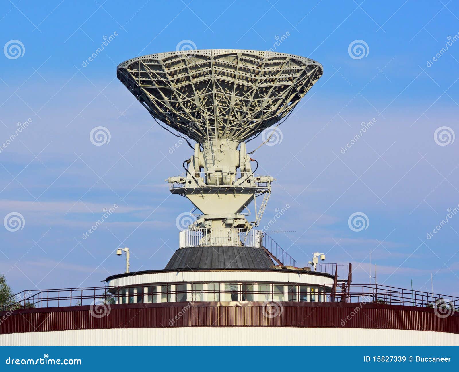 Antenne de satellite image stock. Image du parabole, vert - 15827339
