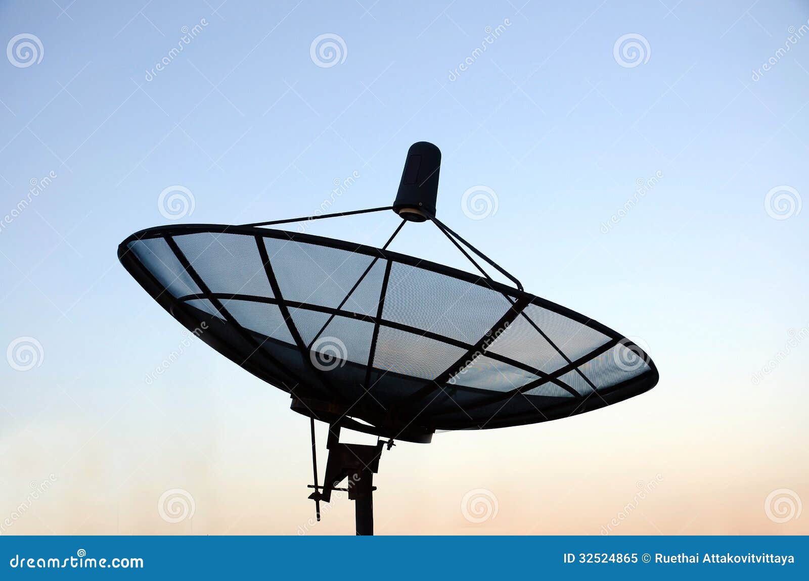 Antenne de satellite image stock. Image du accueil, aérien - 32524865