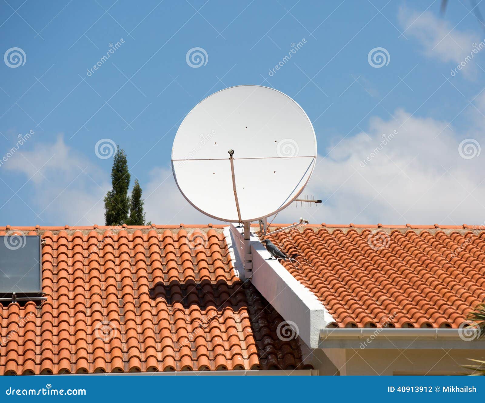 Antenne De TV Sur Le Toit De Tuile Rouge Photo stock - Image du accueil ...