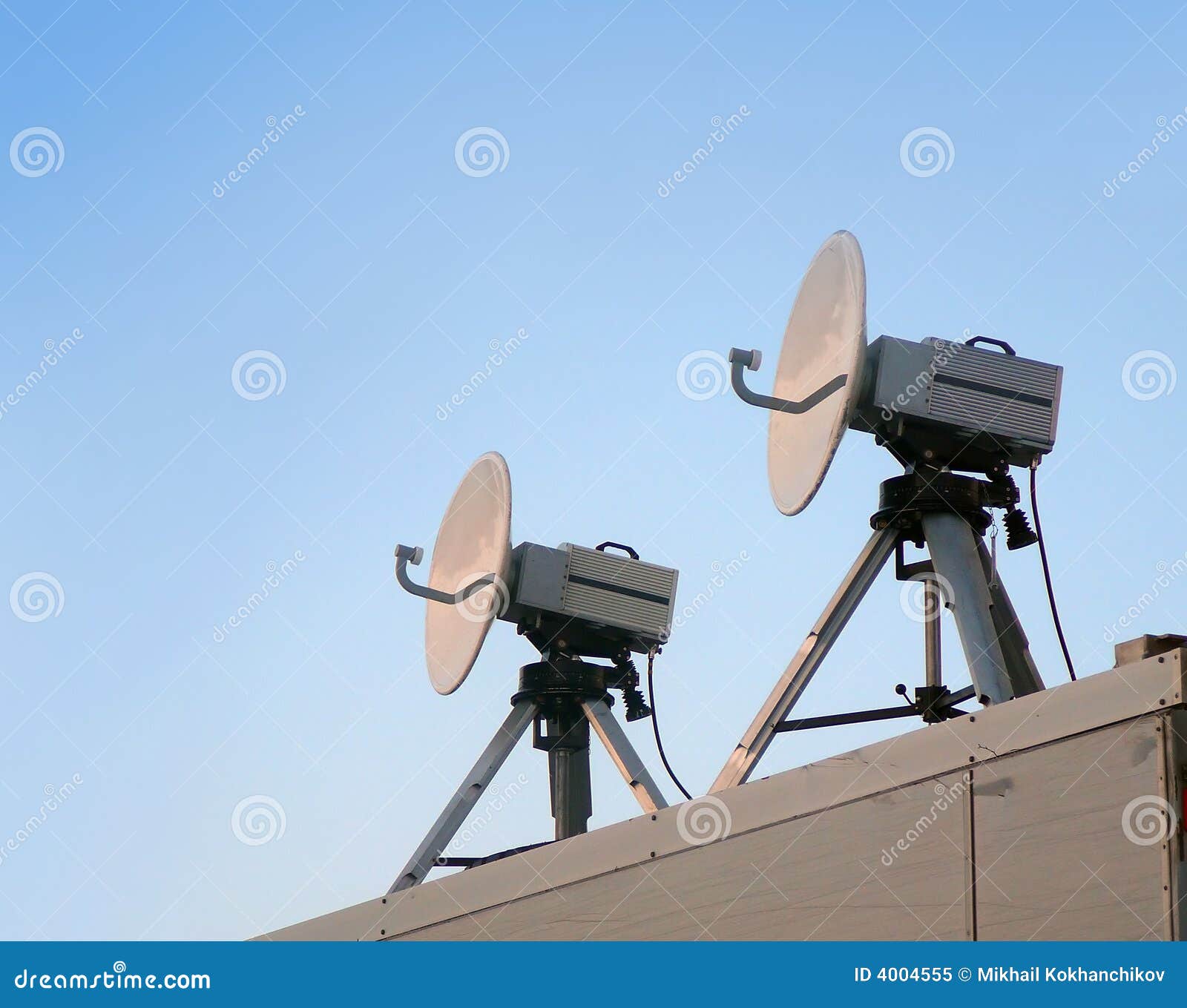 Antenne Deux Parabolique Satellite Image stock - Image du récepteur ...