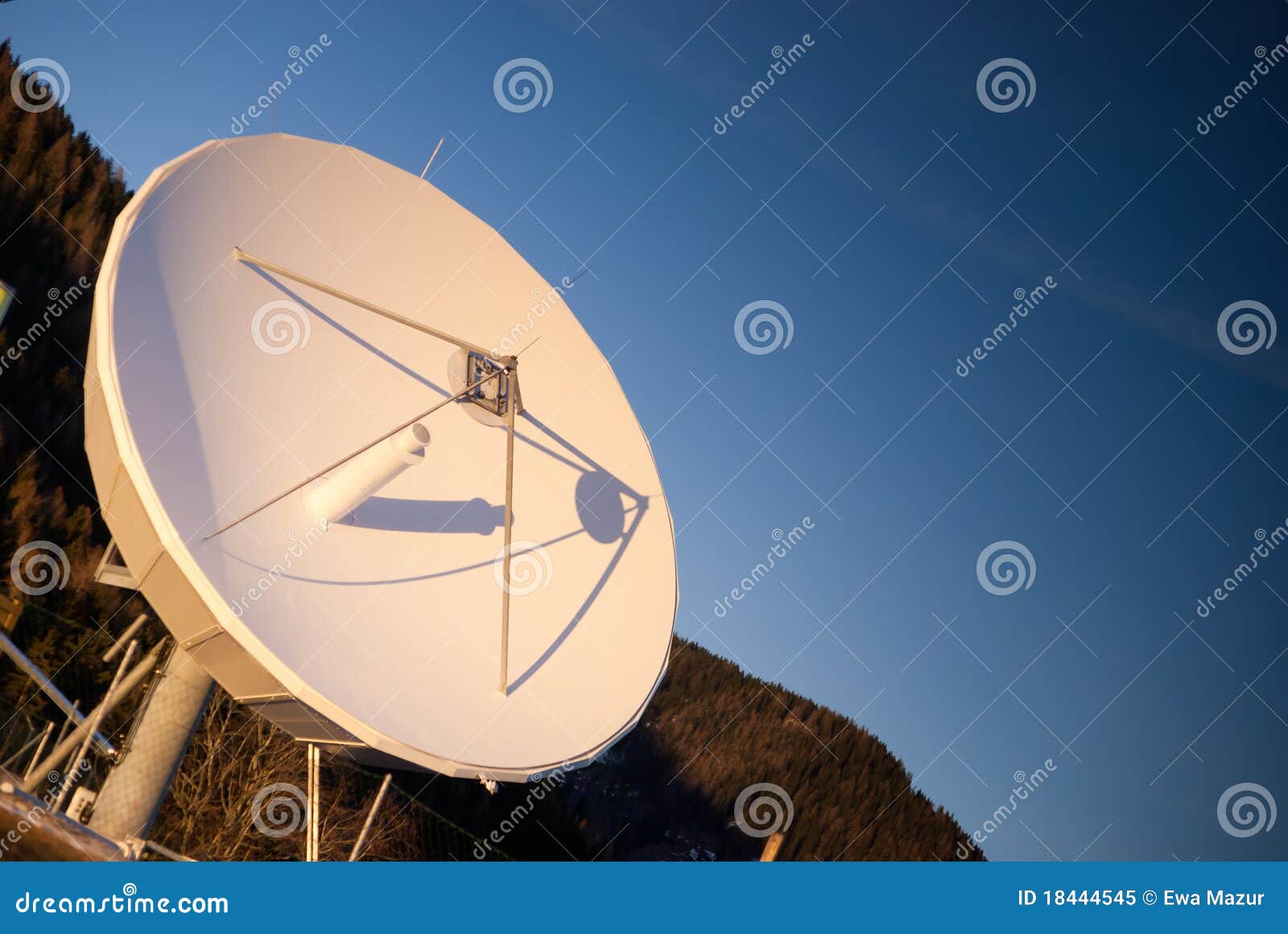 Antenne parabolique image stock. Image du émission, montagnes - 18444545