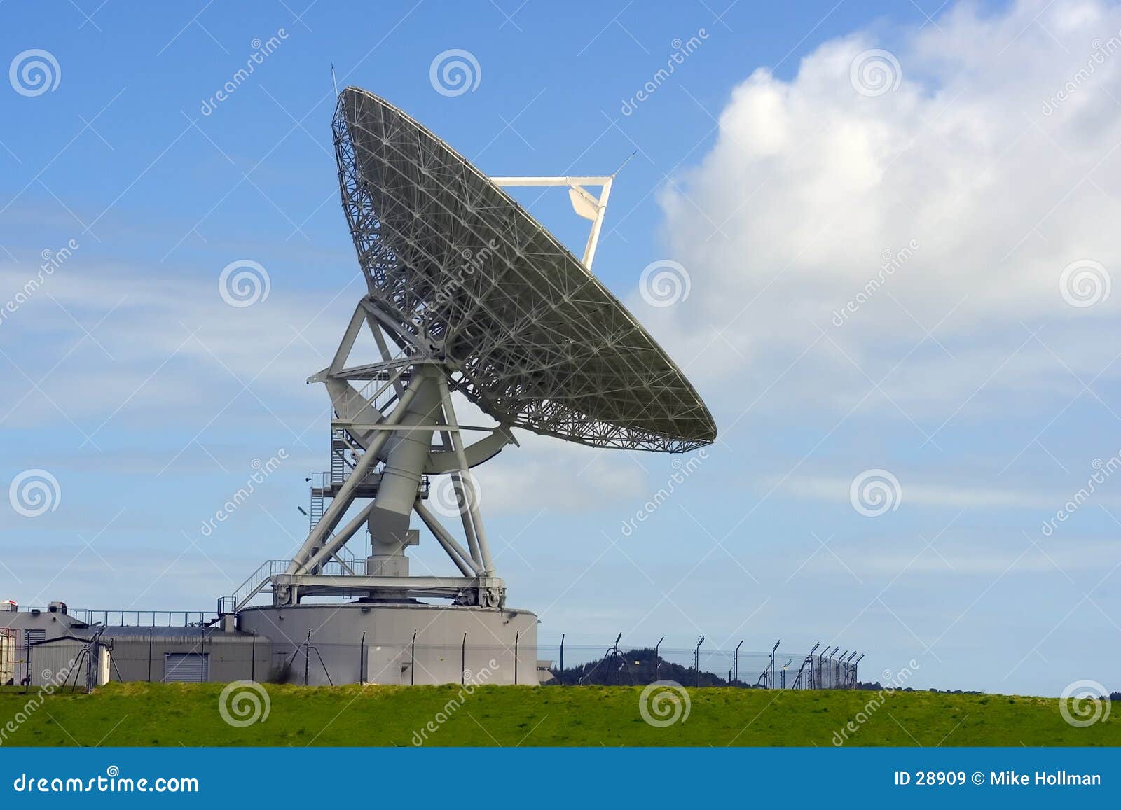 Antenne parabolique image stock. Image du base, atmosphère - 28909