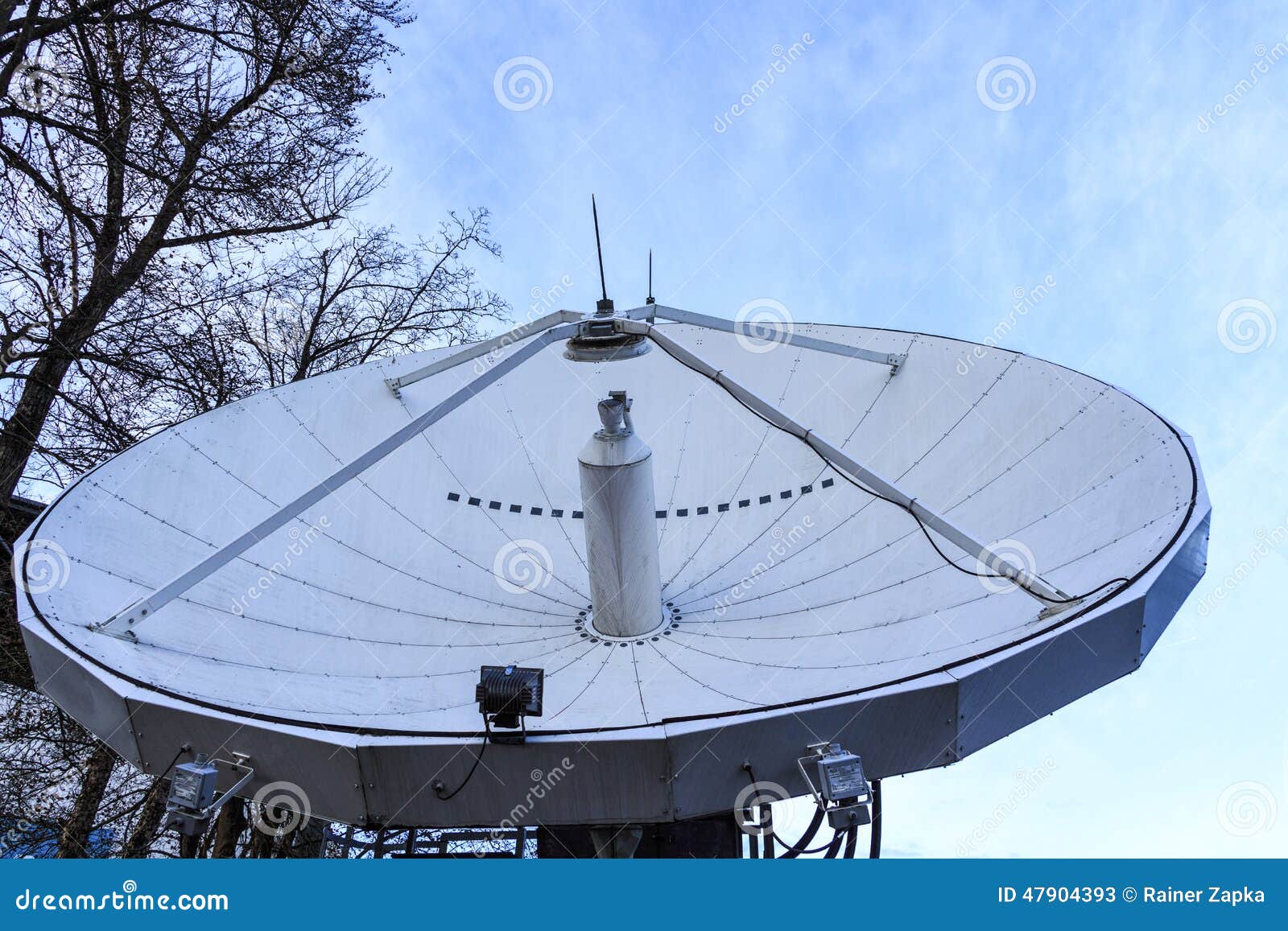 Antenne parabolique image stock. Image du satellite, télévision - 47904393