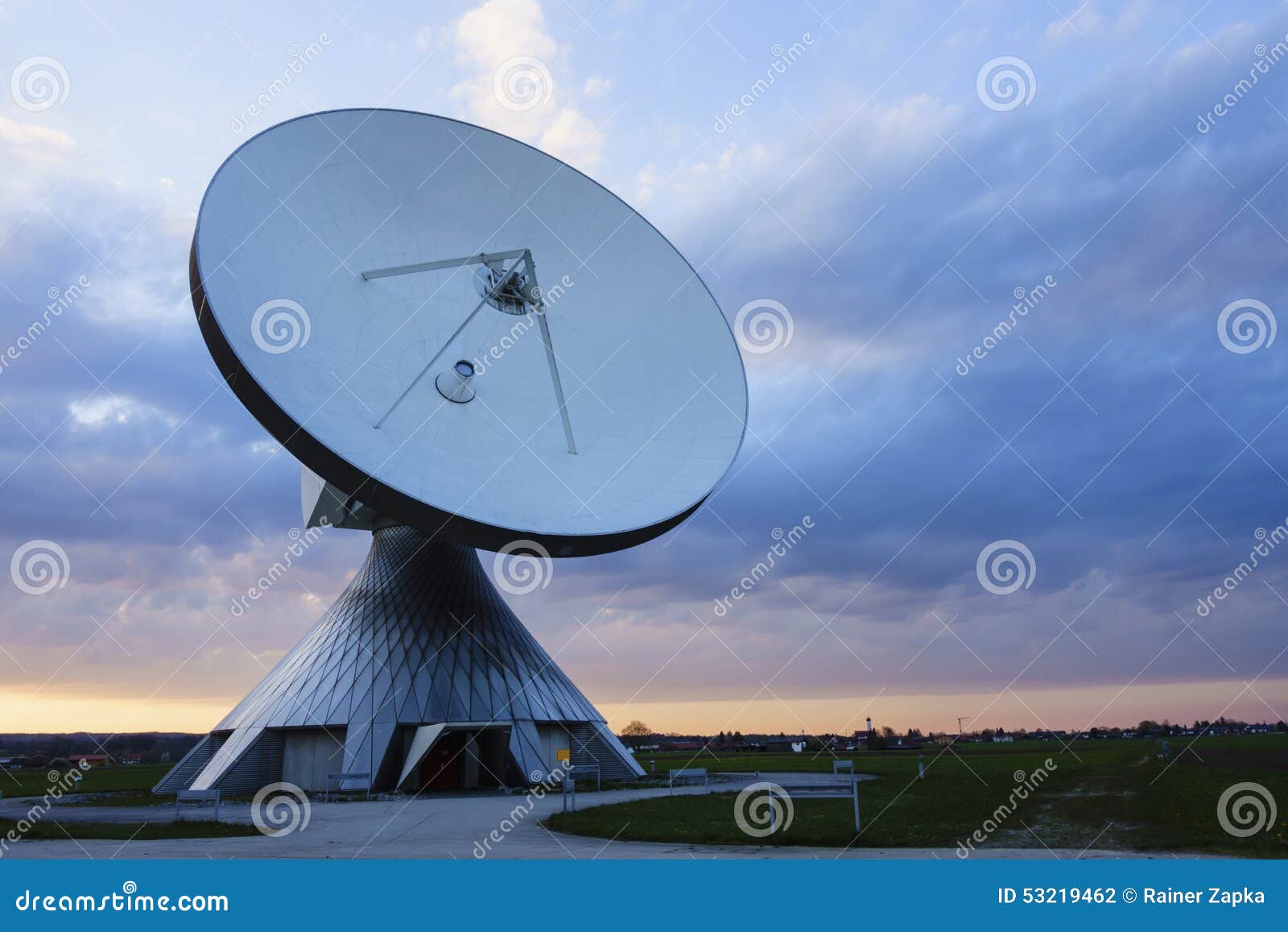 Antenne parabolique photo stock. Image du acier, numérique - 53219462