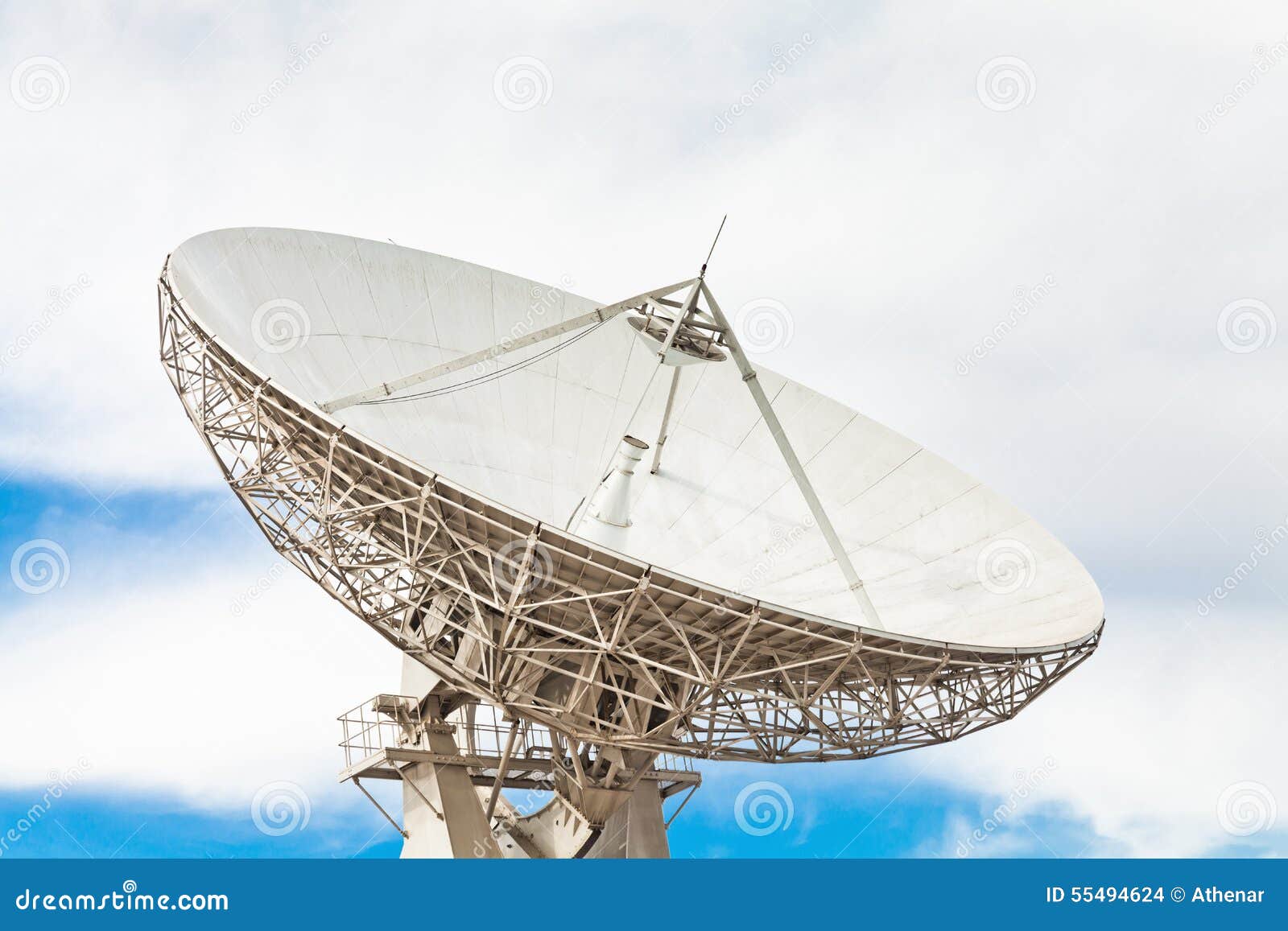 Antenne parabolique photo stock. Image du numérique, internet - 55494624