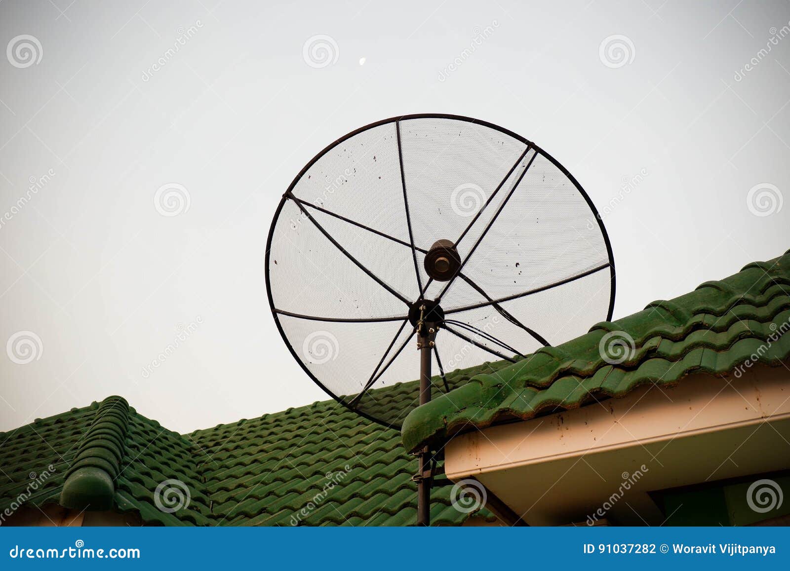 Antenne parabolique photo stock. Image du programme, transmissions ...