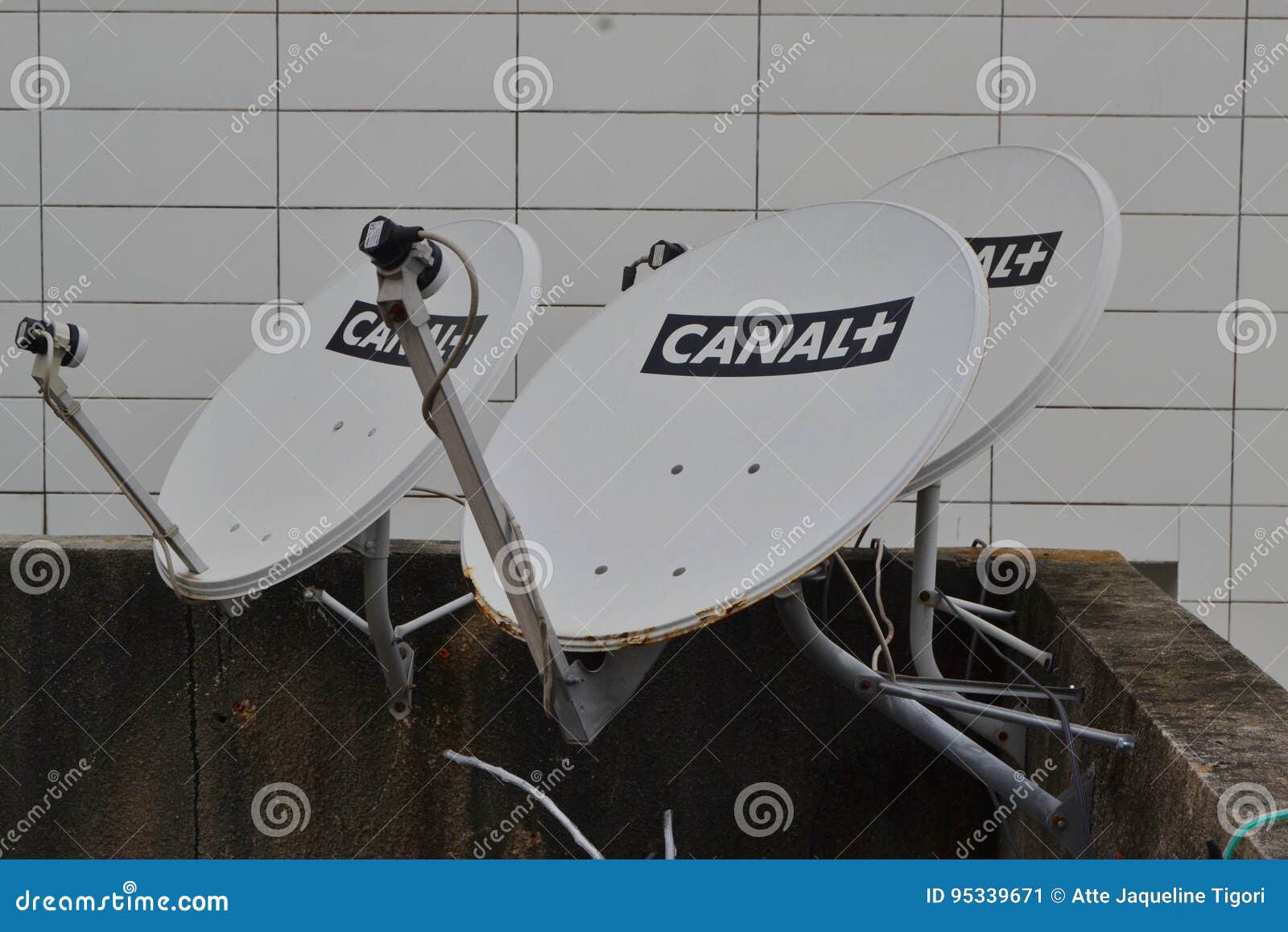 Antenne parabolique photo éditorial. Image du aérien - 95339671