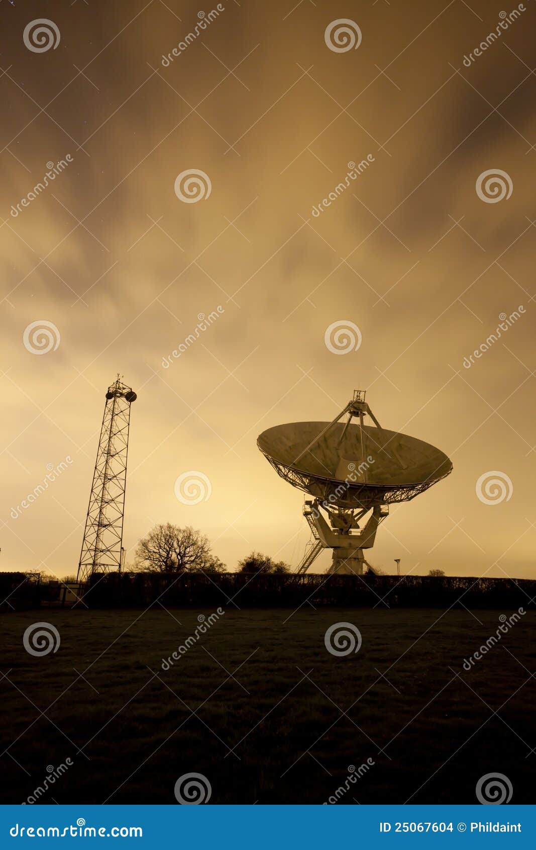 Antenne Parabolique La Nuit Photo stock - Image du côté, astronomie ...
