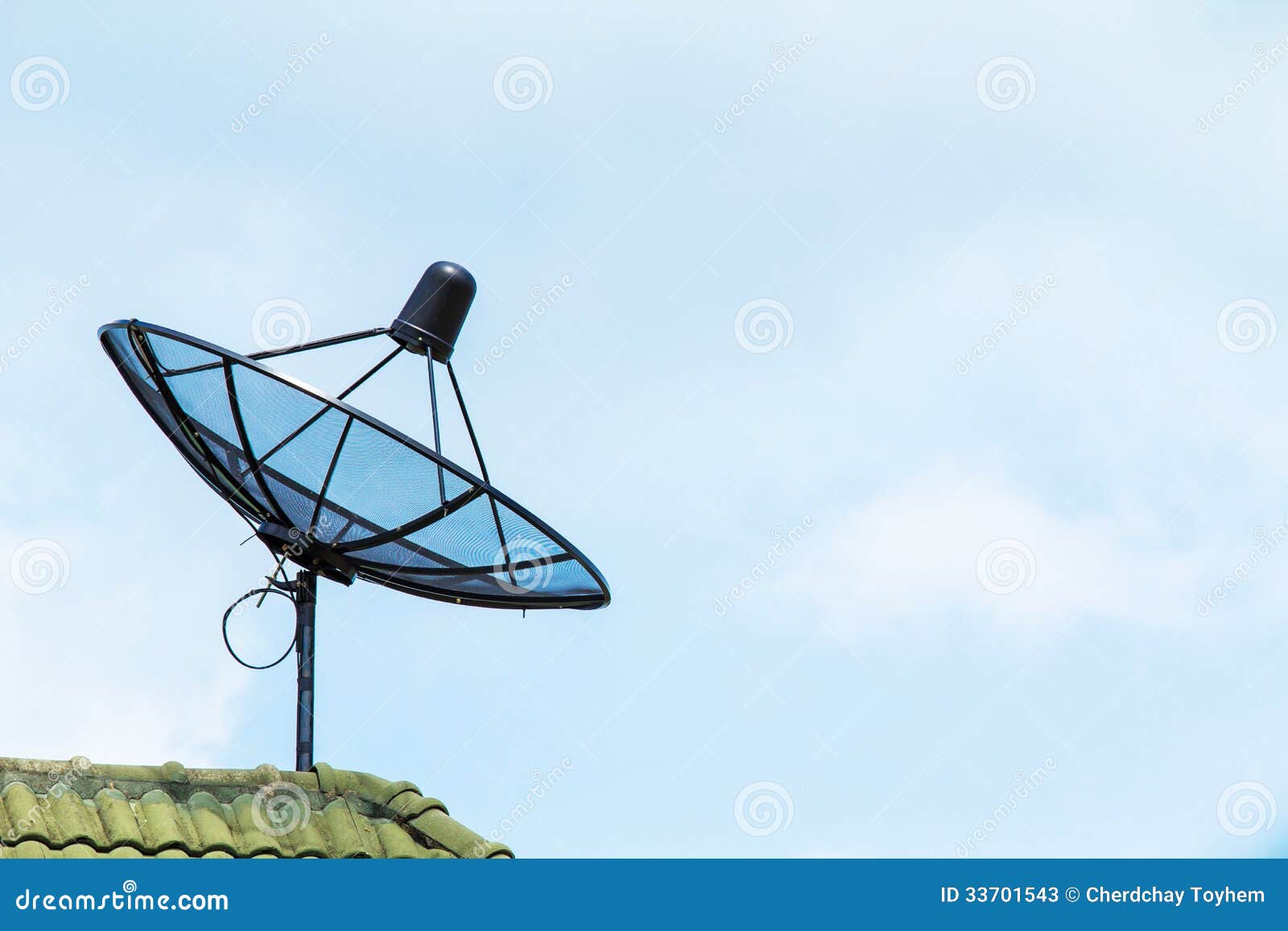 Antenne Parabolique Sur Le Toit De La Maison Image stock - Image du ...