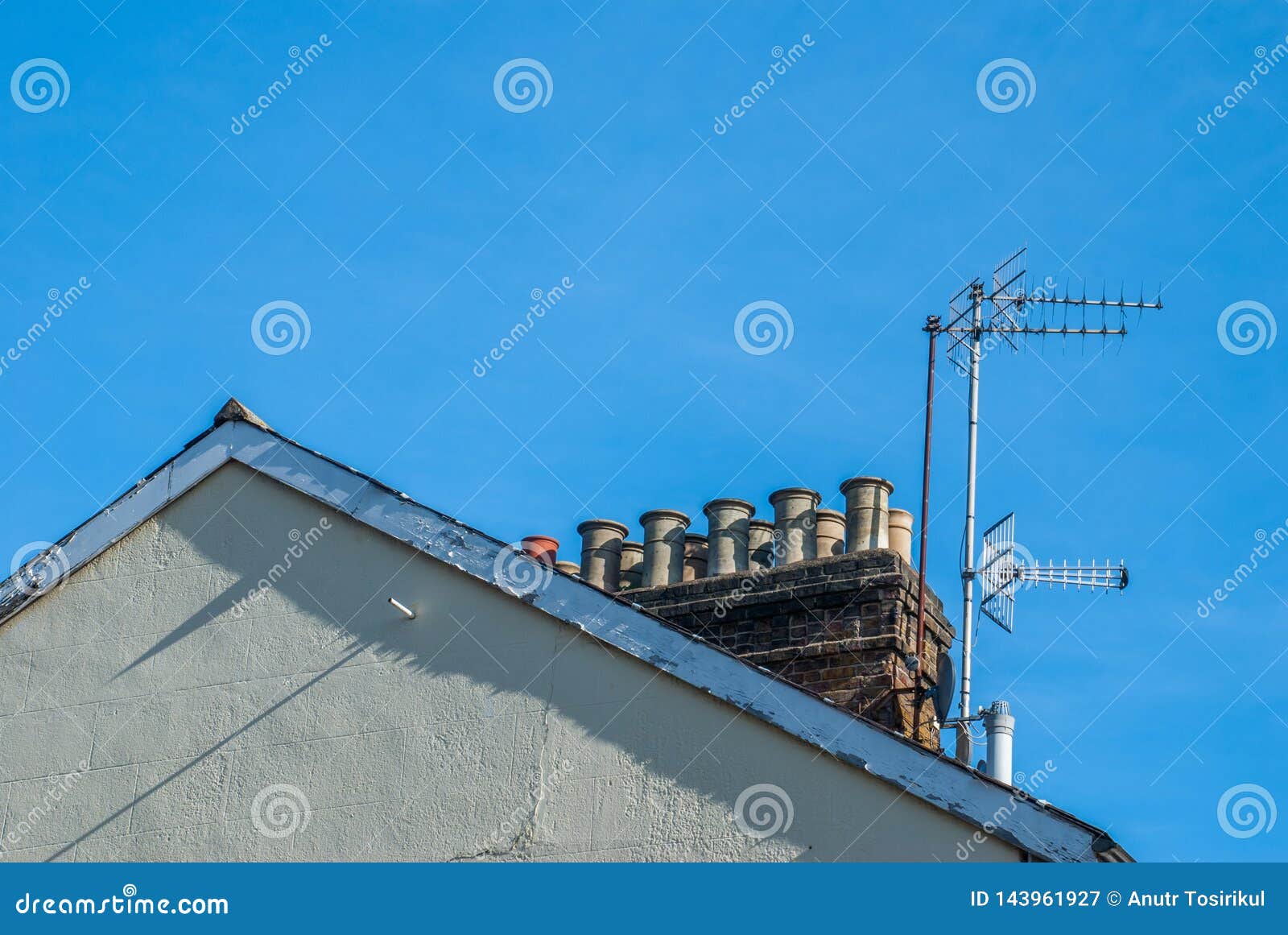 Antenne Sur Le Toit De La Maison Image stock - Image du wireless ...