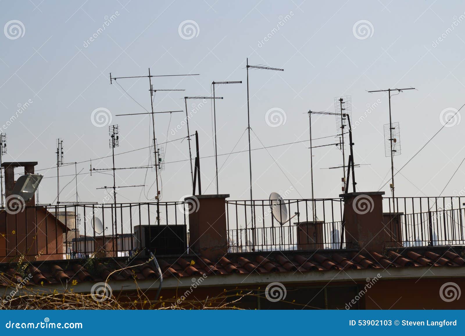 Antenne sur un toit image stock. Image du antennes, canaux - 53902103