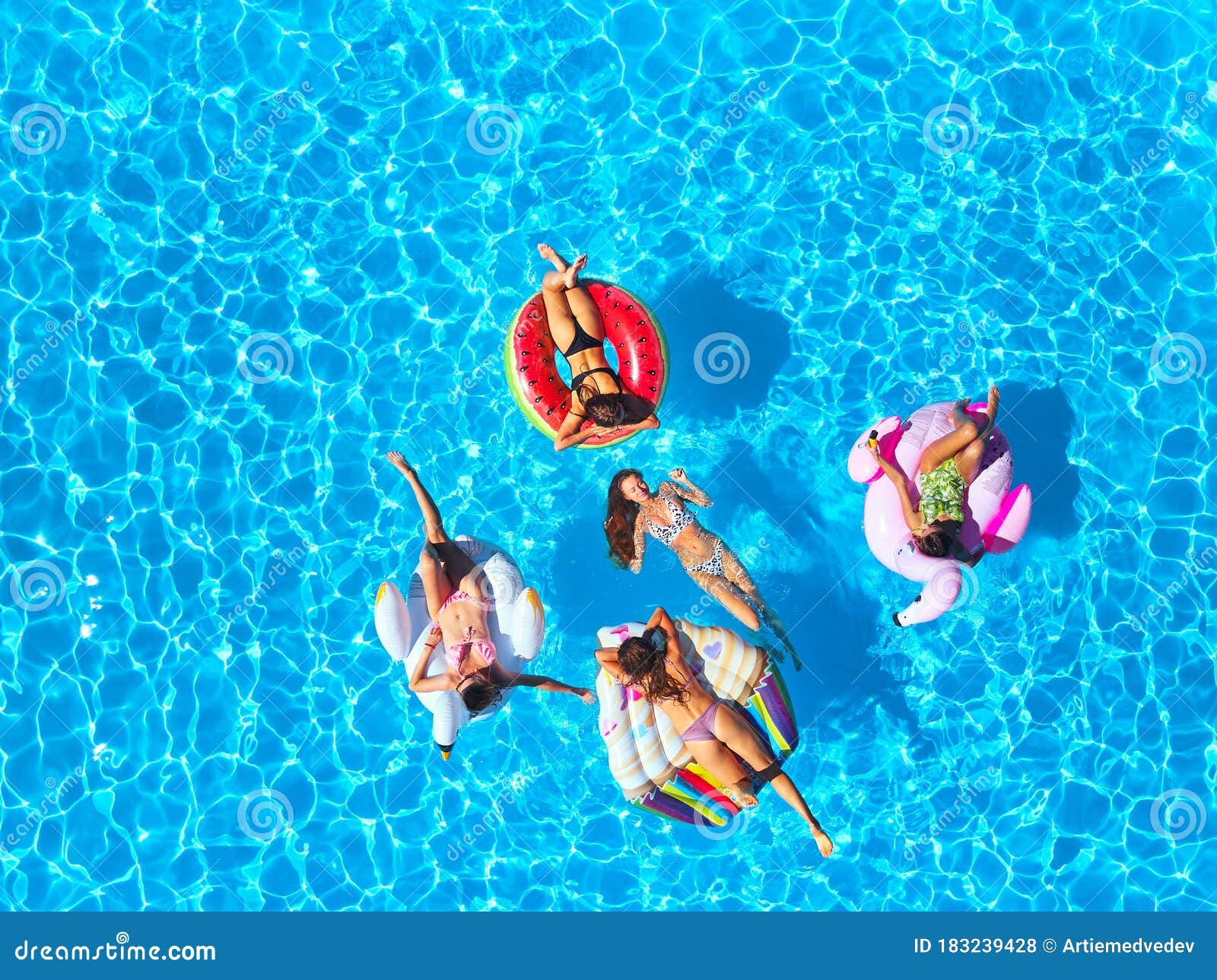 Luftblasen Von Heißen Hübschen Mädchen In Bikini Schwimmen Im Pool Auf Schwimmbecken Oben