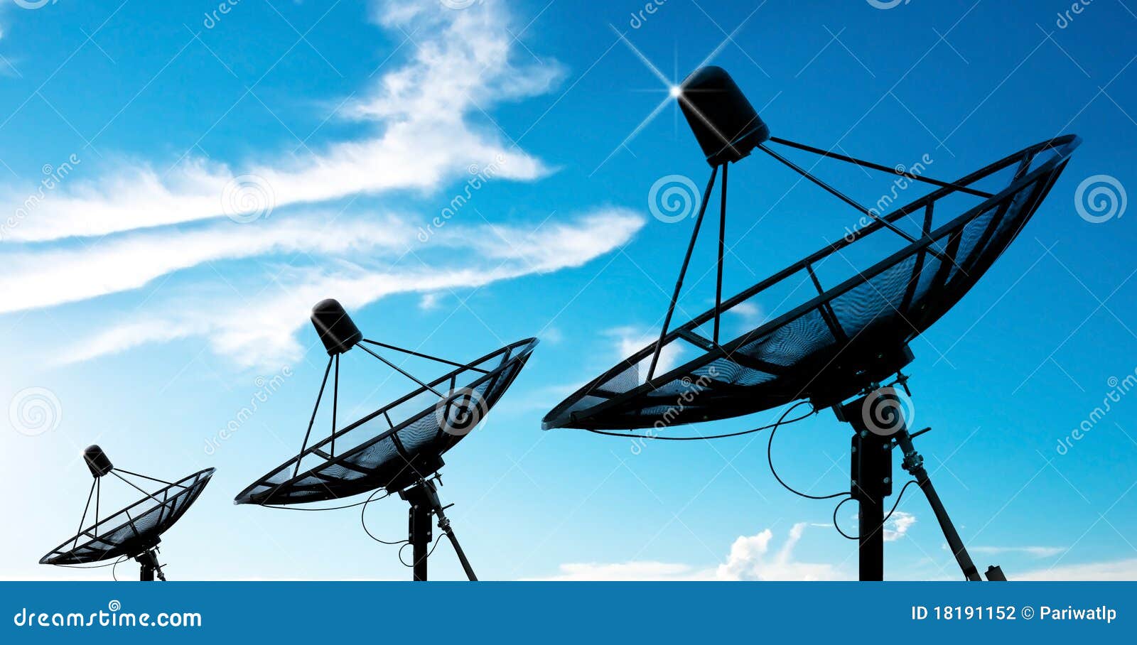 Antennes D'antenne Parabolique Sous Le Ciel Photo stock - Image du ...