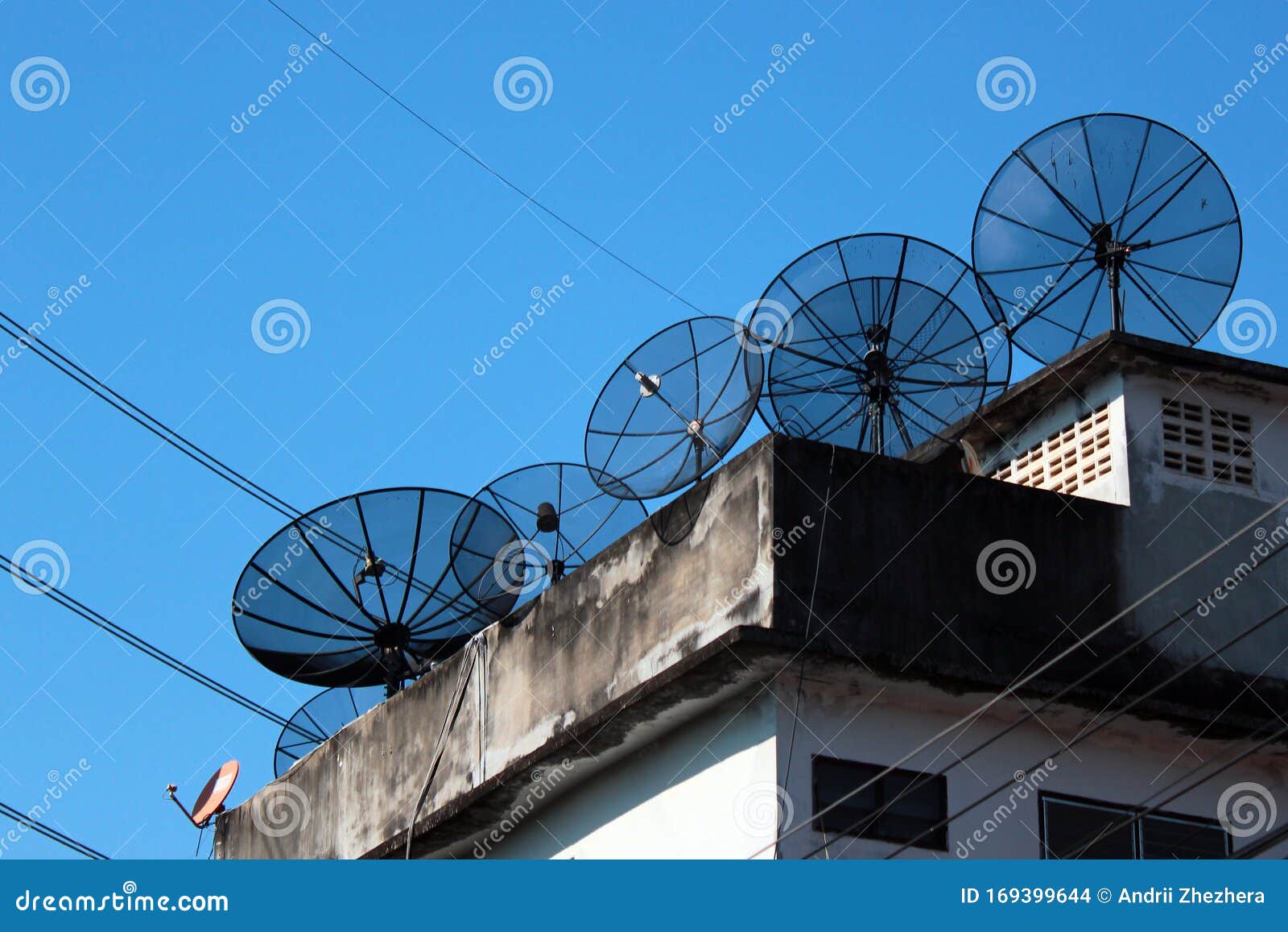 Antennes D'antenne Parabolique Sur Un Toit Photo stock - Image du câble ...