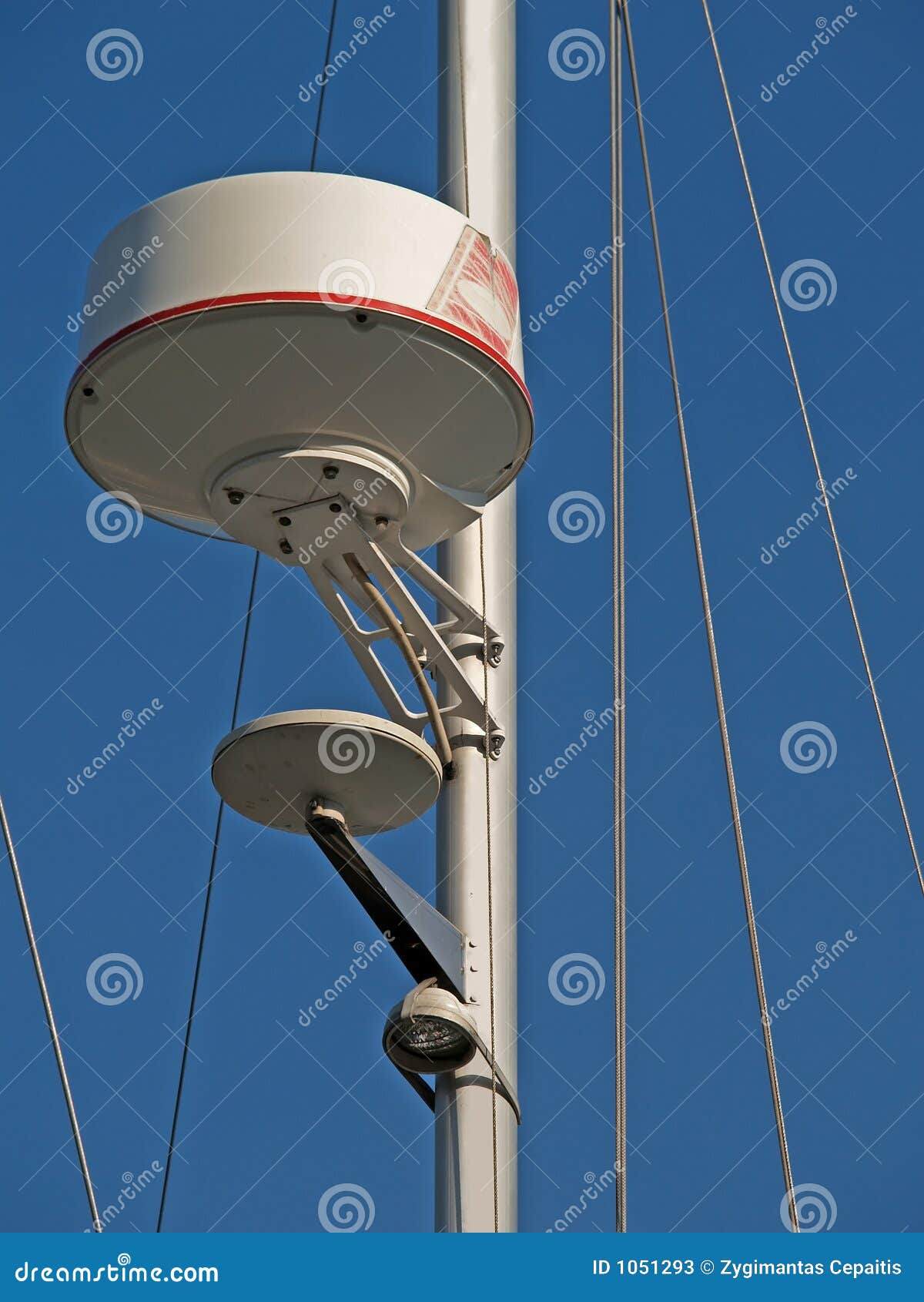 Antennes de radar de yacht image stock. Image du extérieur - 1051293