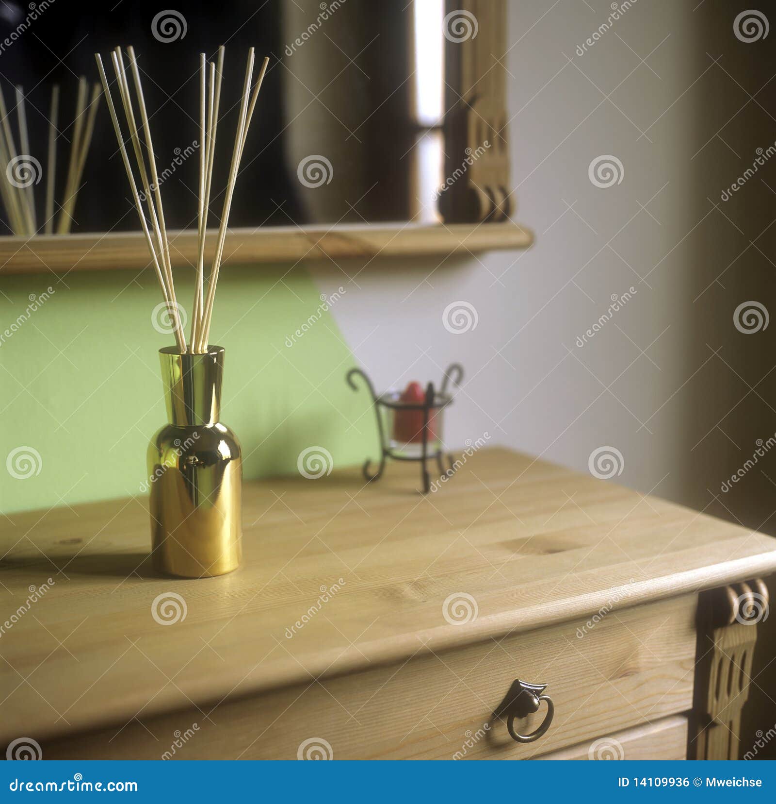 Antichambre stock foto. Image of kaars, dressoir, olie - 14109936