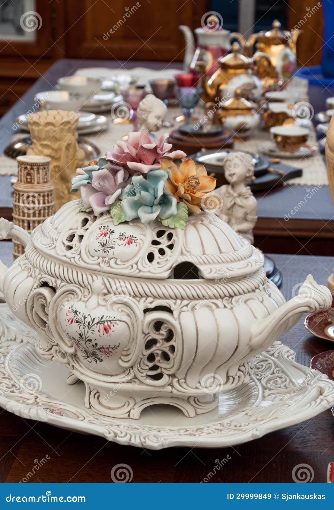 Antiek porselein stock afbeelding. Image of vertoning - 29999849