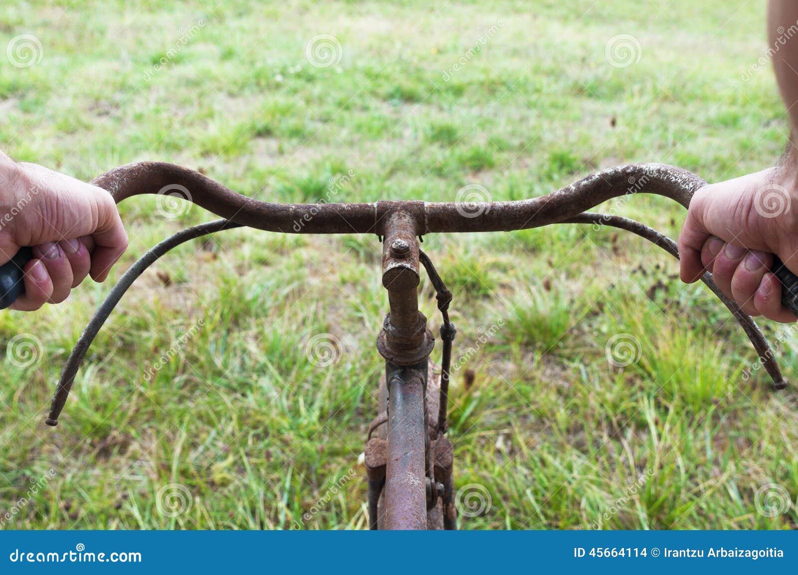 Antiek of Retro Fietsstuur Buiten Stock Foto - Image of boom, fiets ...