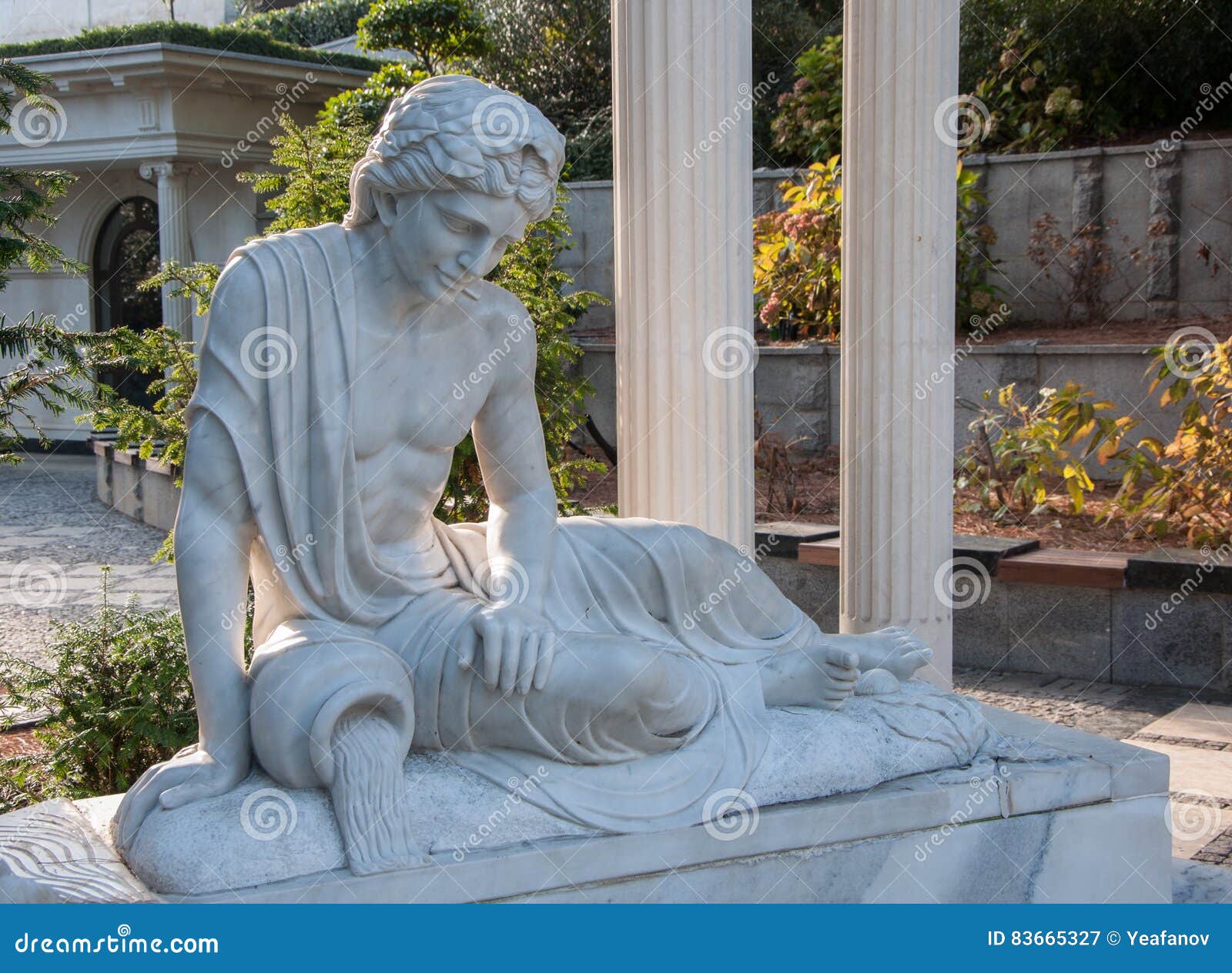 Antiek Standbeeld Van Een Mens Met Amfora Stock Afbeelding - Image of ...