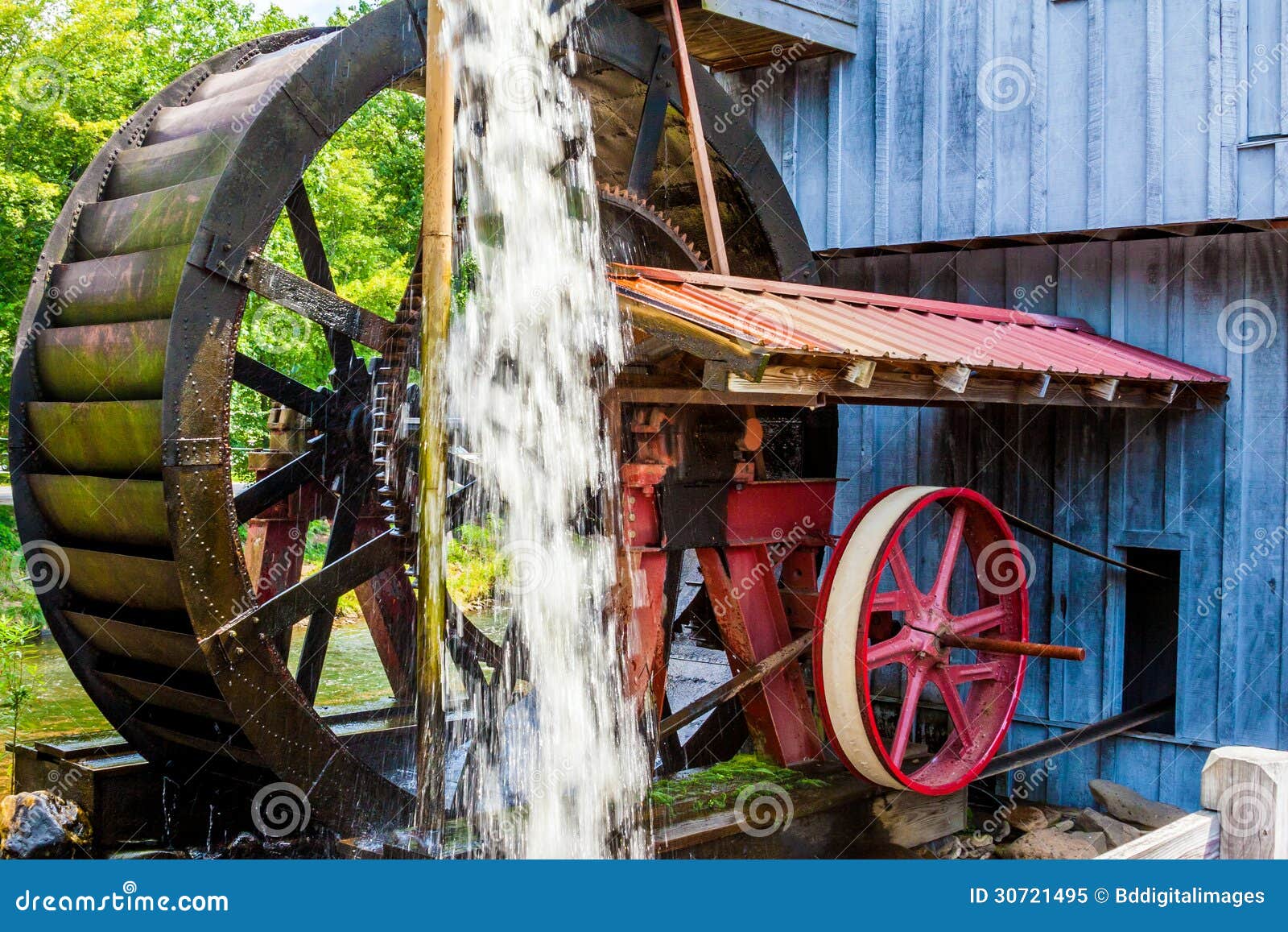 Antiek Waterwiel stock afbeelding. Image of energie, hout - 30721495