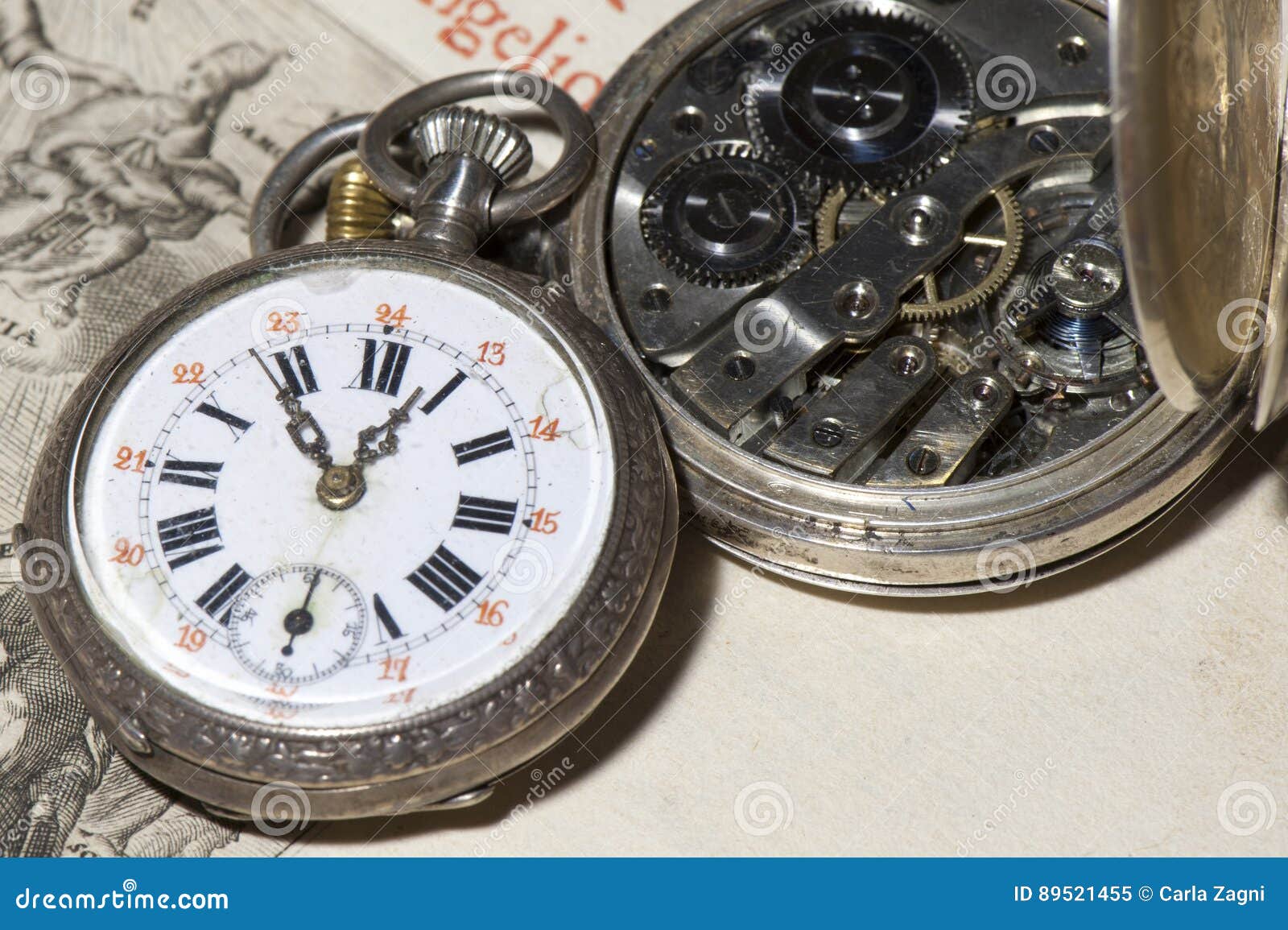 Antiek Zakhorloge stock afbeelding. Image of goud, pagina - 89521455