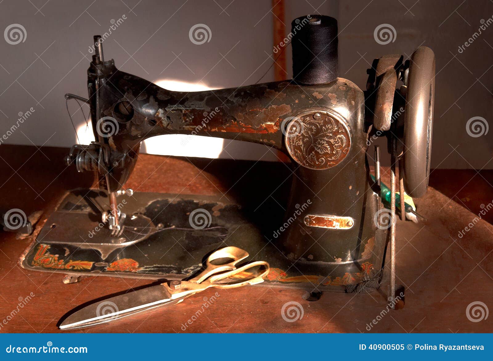 Antieke Naaimachine stock afbeelding. Image of binnenlands - 40900505