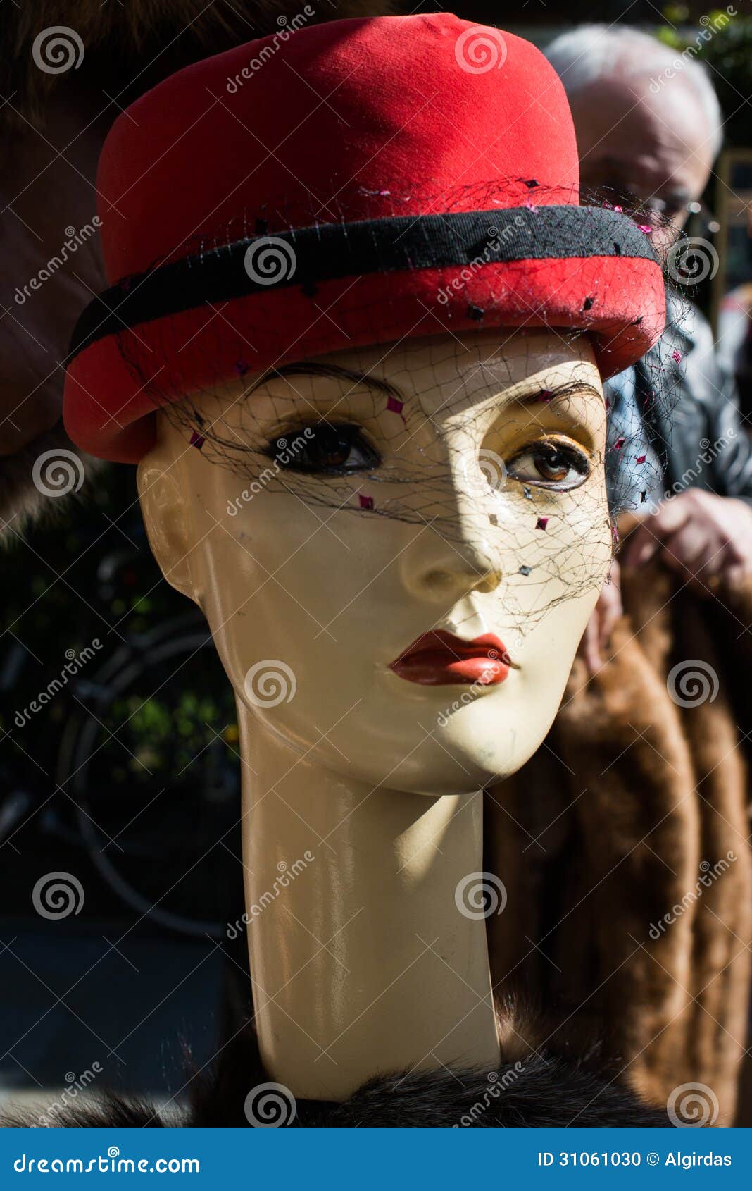 Antieke Rode Hoed Op Mannequin Stock Foto - Image of wijfje, hoed: 31061030